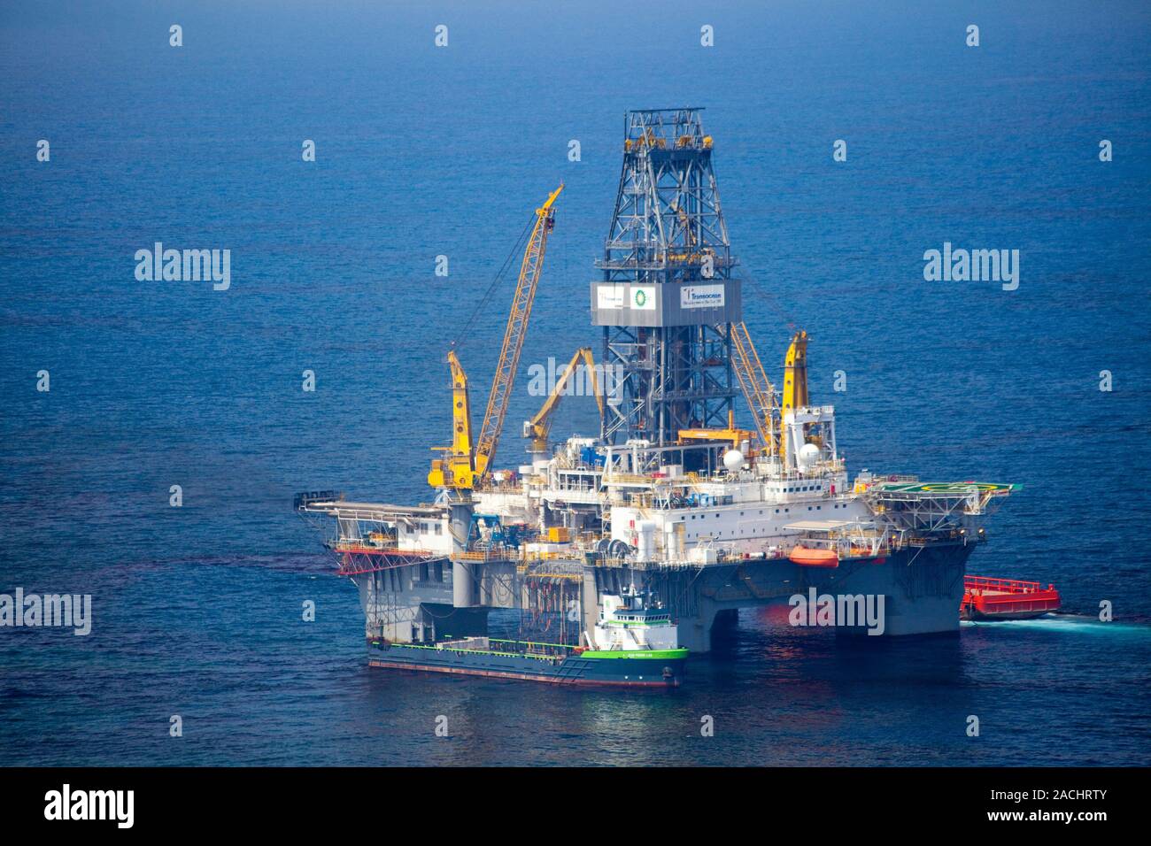 Gulf of Mexico oil spill response. Mobile offshore drilling unit at the ...