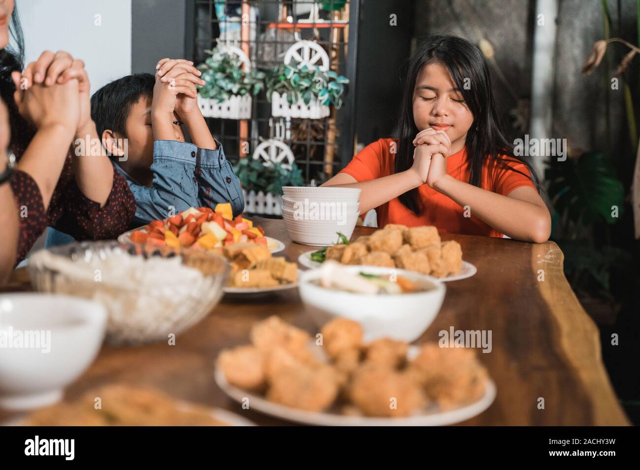 christian family praying before meal Stock Photo - Alamy
