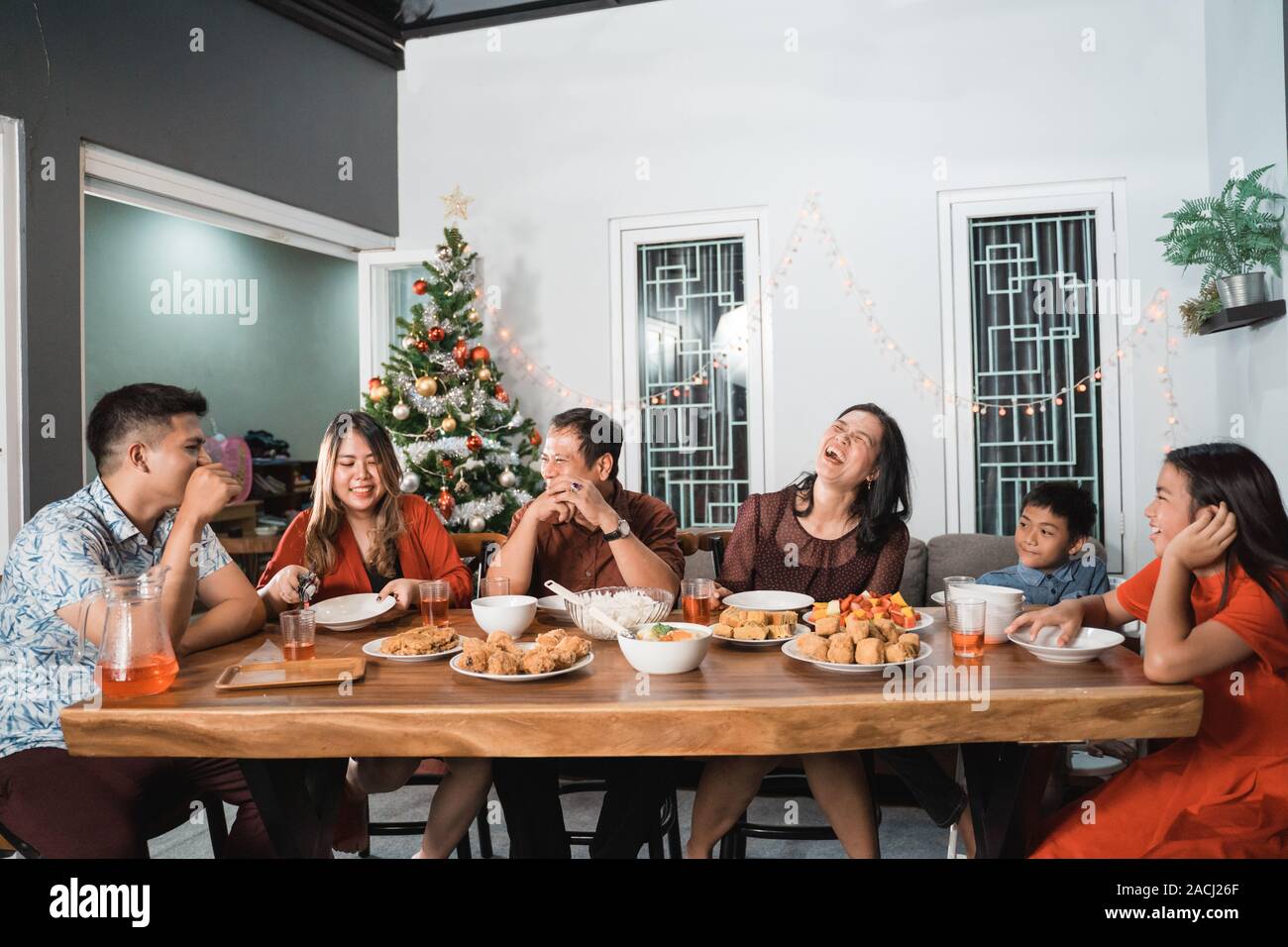 Family Eating Christmas Dinner High Resolution Stock Photography and ...