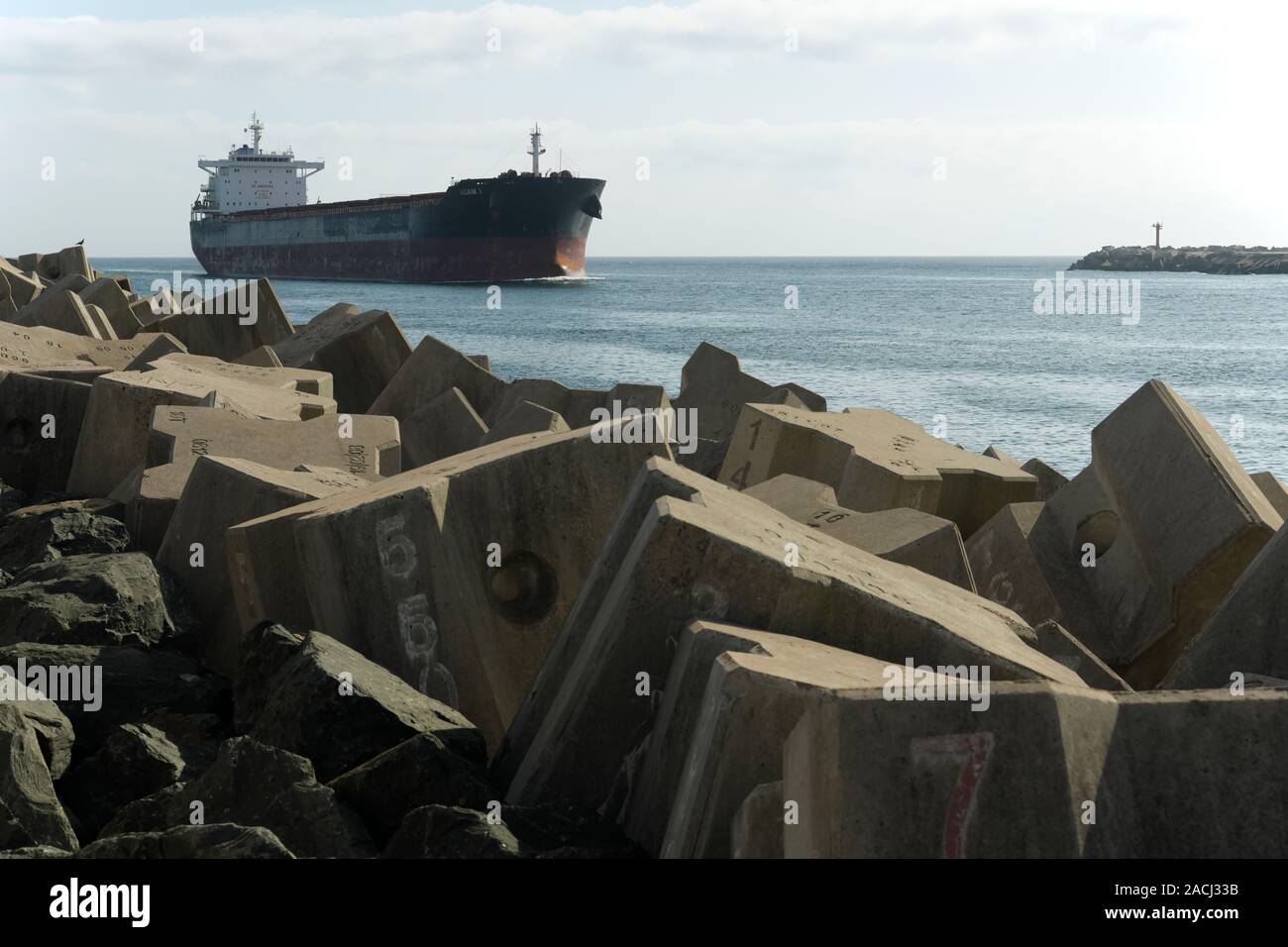 Durban, KwaZulu-Natal, South Africa, landscape, transport, cargo ship ...