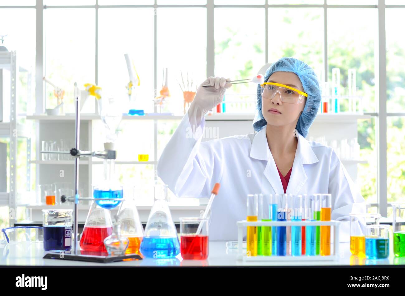 The woman scientist in laboratory doing experiments Stock Photo - Alamy
