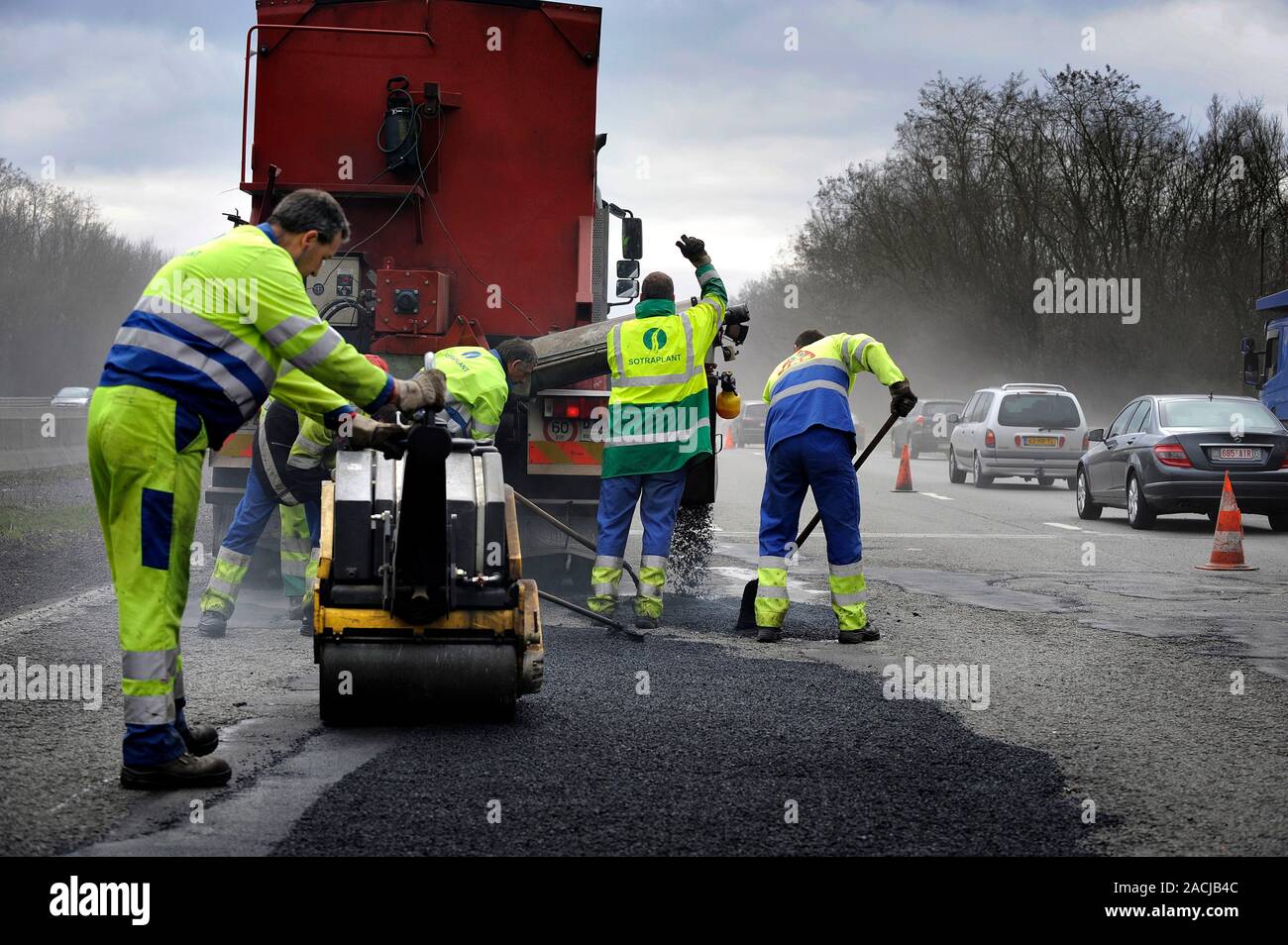 Road resurfacing. Workers resurfacing a section of road Stock Photo - Alamy