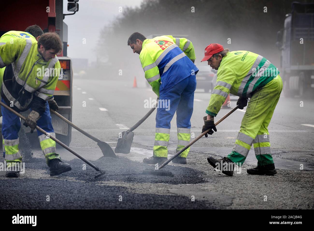 Road resurfacing. Workers resurfacing a section of road Stock Photo - Alamy