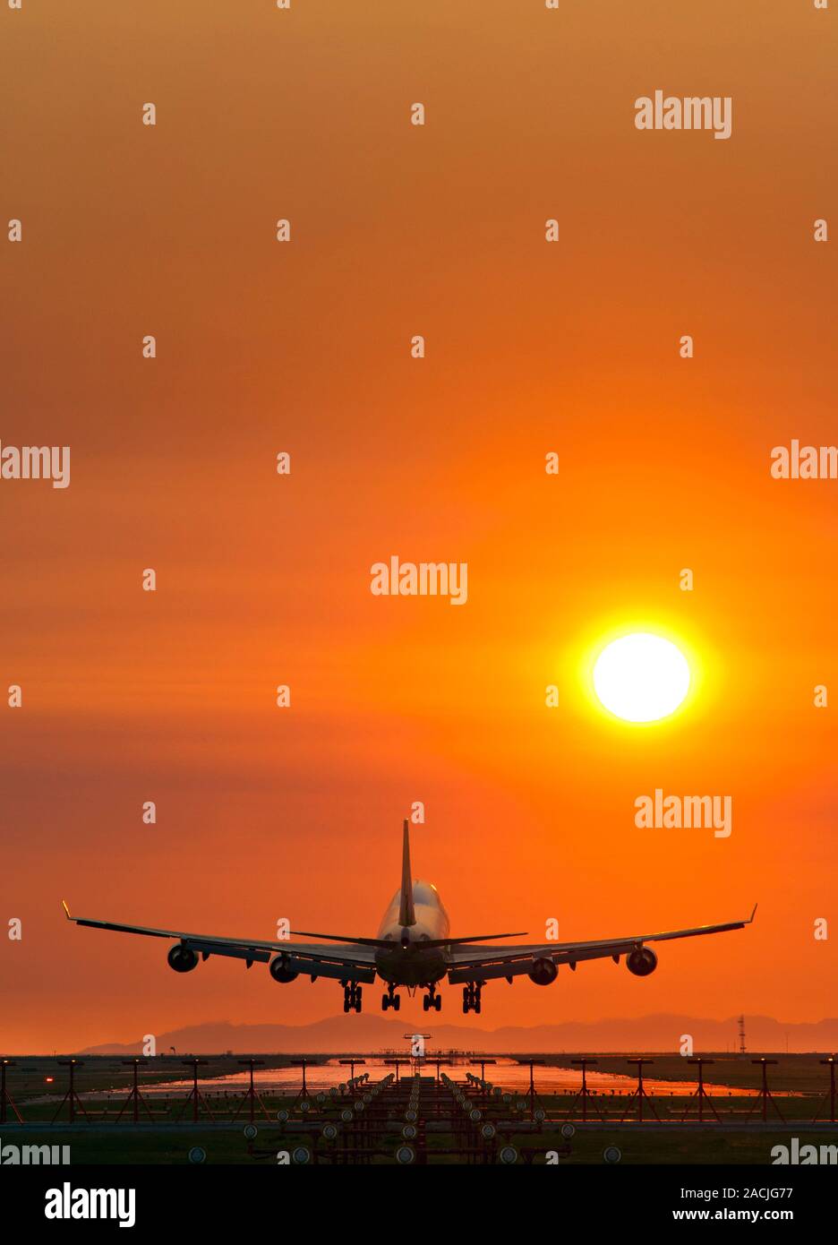 Aeroplane landing at sunset. Boeing 747 landing at sunset at Vancouver ...
