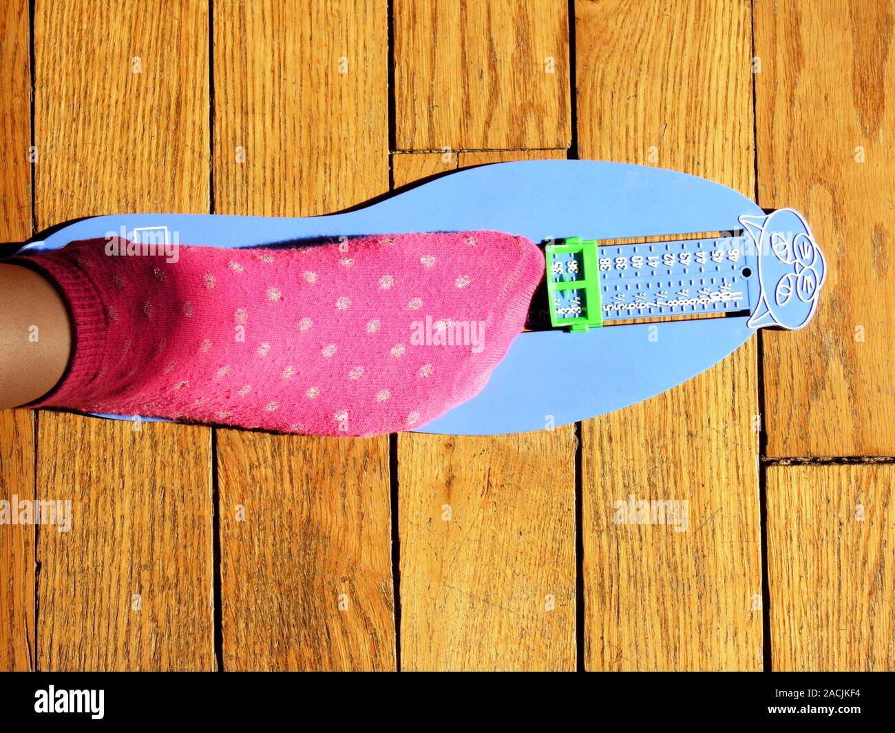 Measuring a child's foot Stock Photo - Alamy