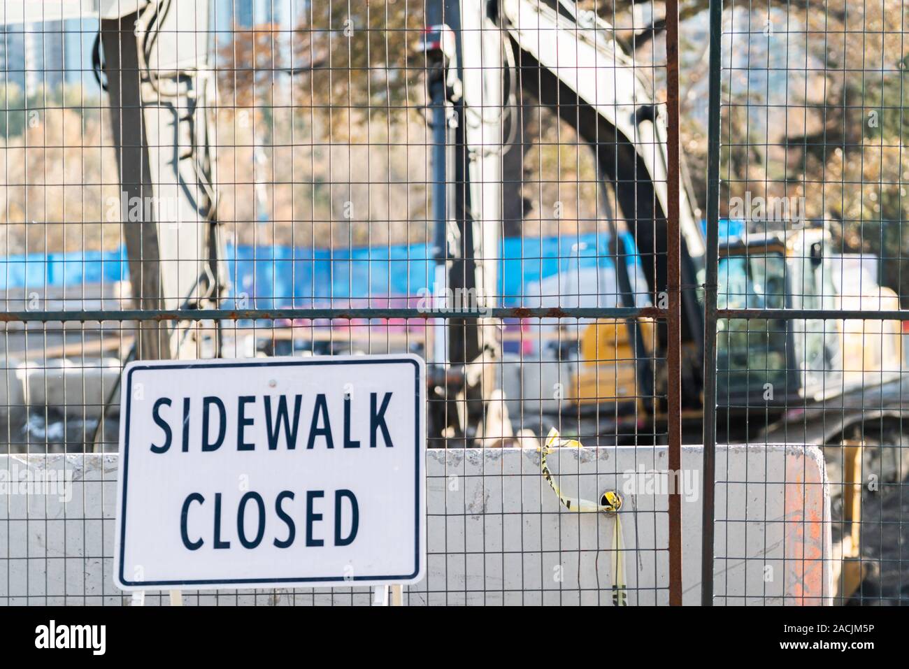 Sidewalk Closed Sign at construction site fence Stock Photo - Alamy