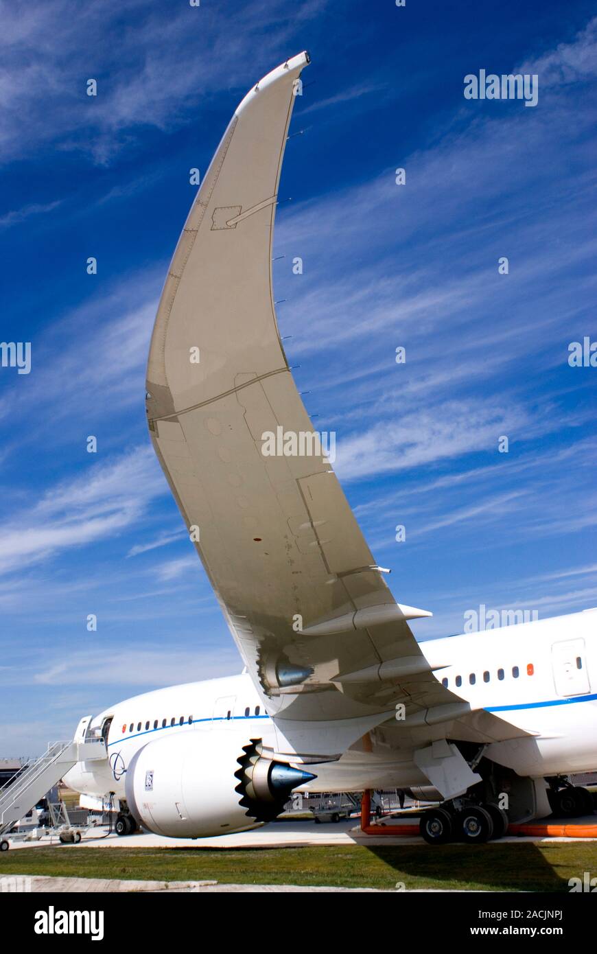 Boeing 787 Dreamliner at Farnborough International Airshow. Note ...