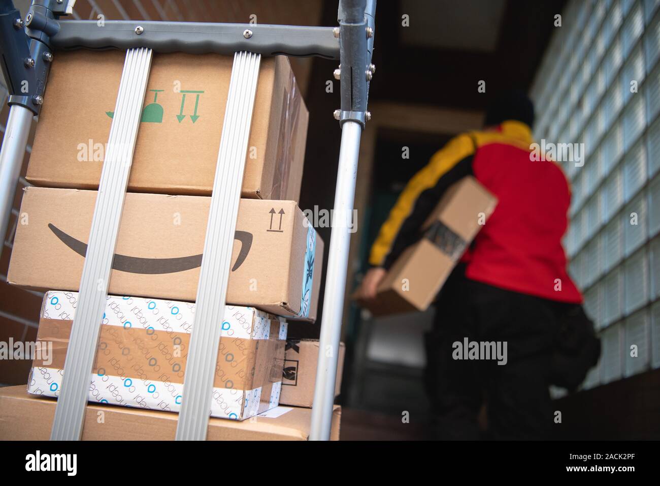 A dhl employee hi-res stock photography and images - Alamy
