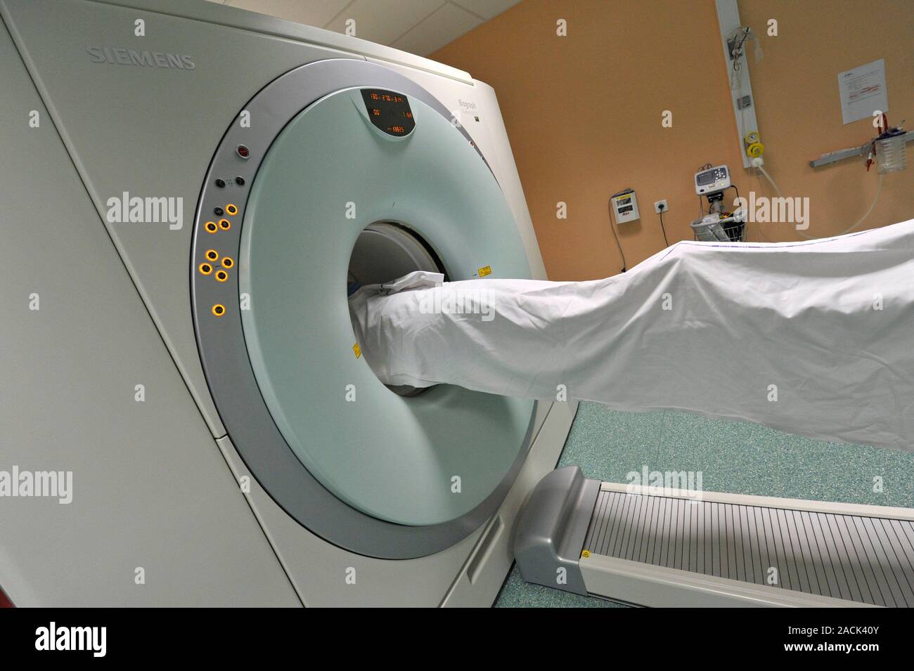 MRI scan. Patient in an MRI (magnetic resonance imaging) scanner ...