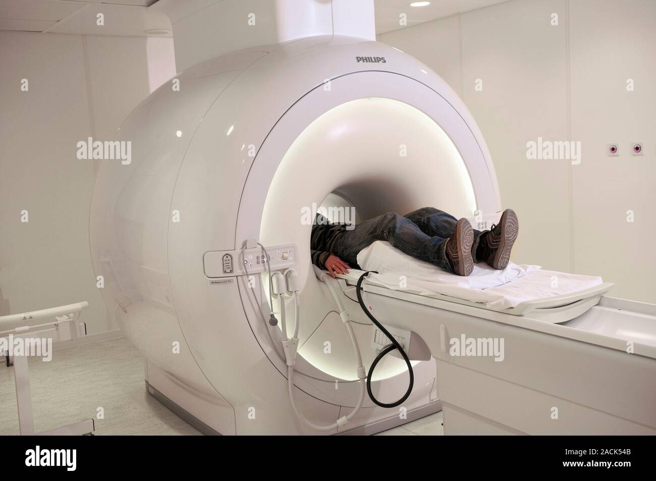 MRI scan. Patient in an MRI (magnetic resonance imaging) scanner Stock ...