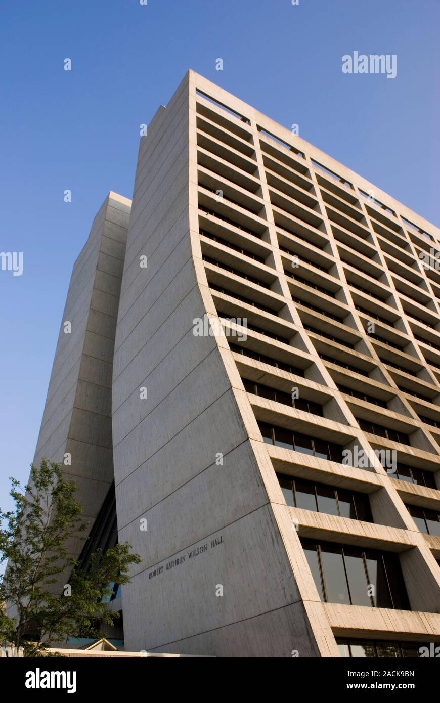 Wilson Hall at the Fermi National Accelerator Laboratory (Fermilab ...