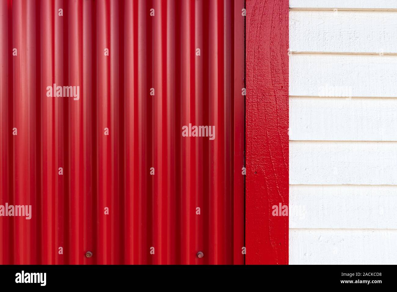 Red metal siding background hi-res stock photography and images - Alamy