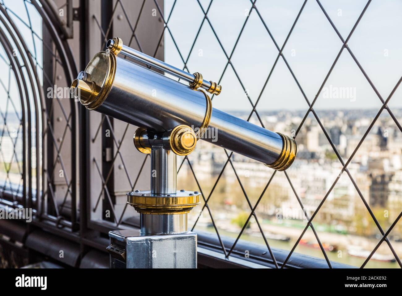 Tourist telescope eiffel tower hi-res stock photography and images - Alamy
