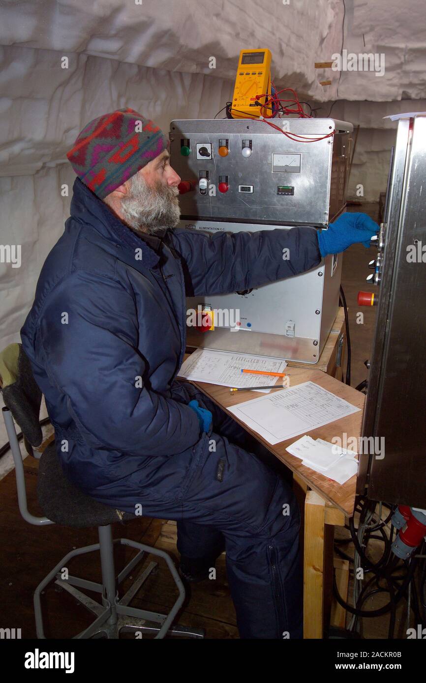 Antarctic research station. Scientist at a drilling site on Berkner ...