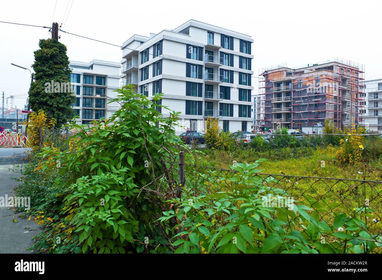 Gap between houses hi-res stock photography and images - Alamy