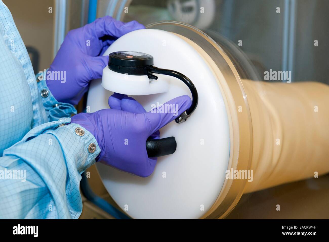 Isolator cabinet airlock. This isolator cabinet is used for the ...