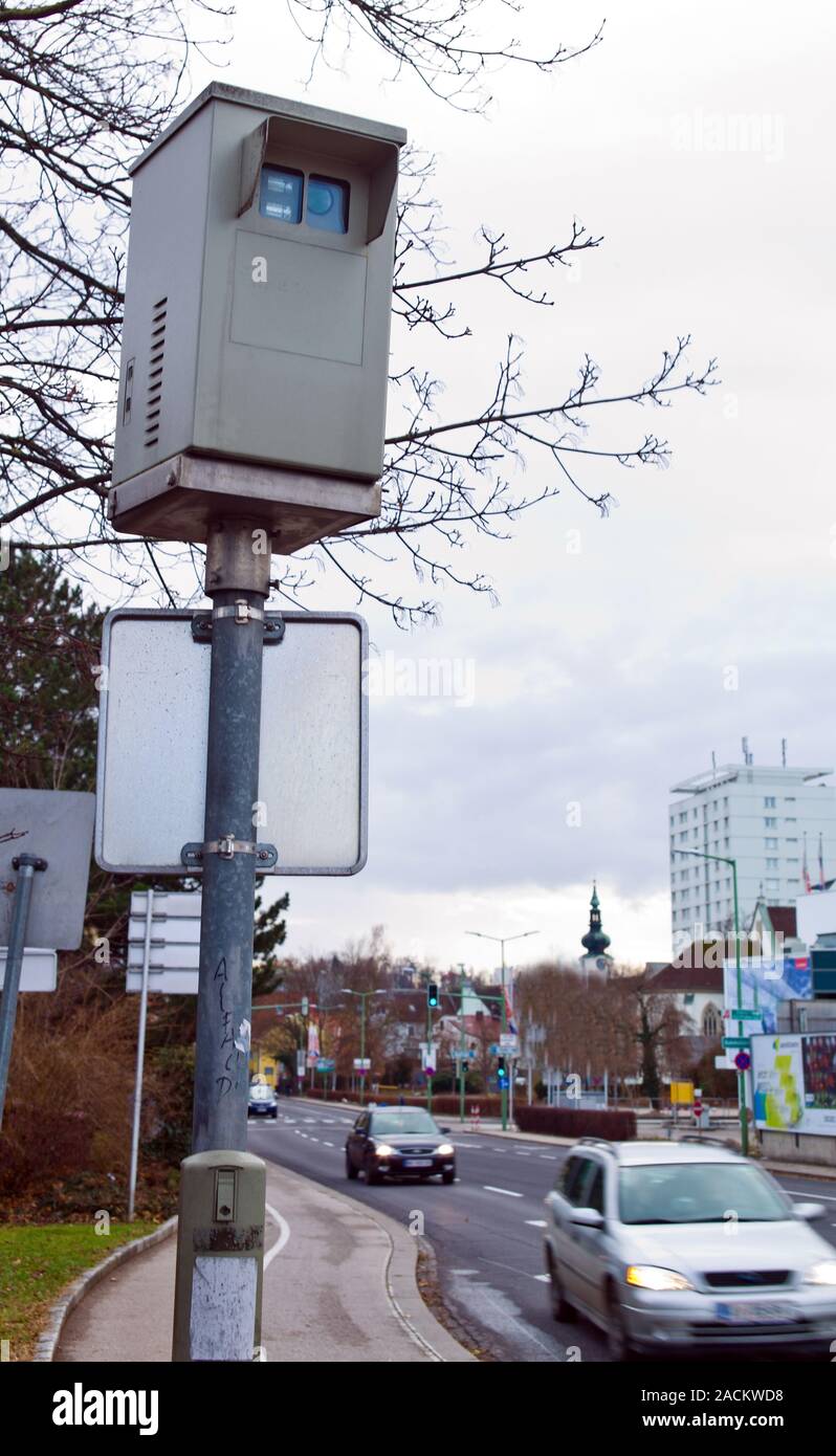 Red light at intersection hi-res stock photography and images - Alamy