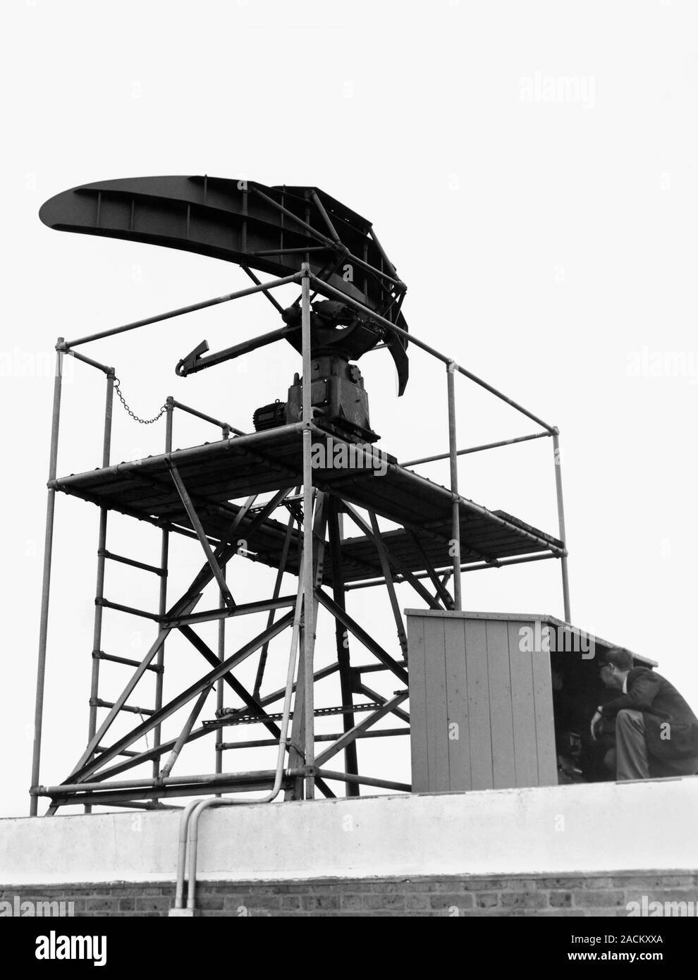 Met Office radar scanner. Roof-mounted radar scanner on a Met Office ...