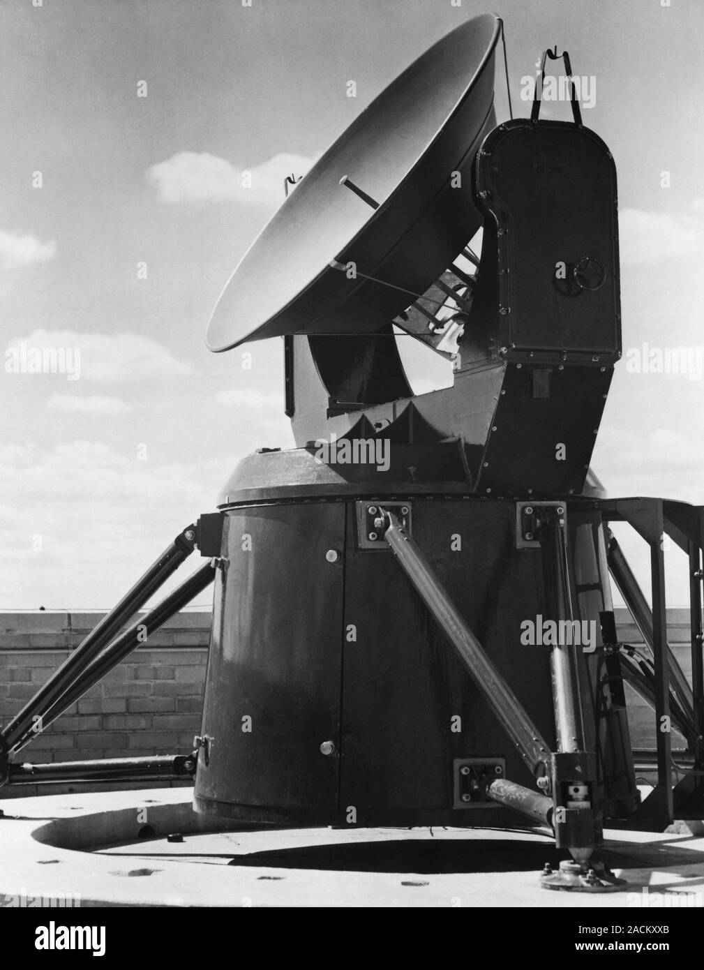 Met Office radar scanner. Roof-mounted doppler radar scanner on a Met ...