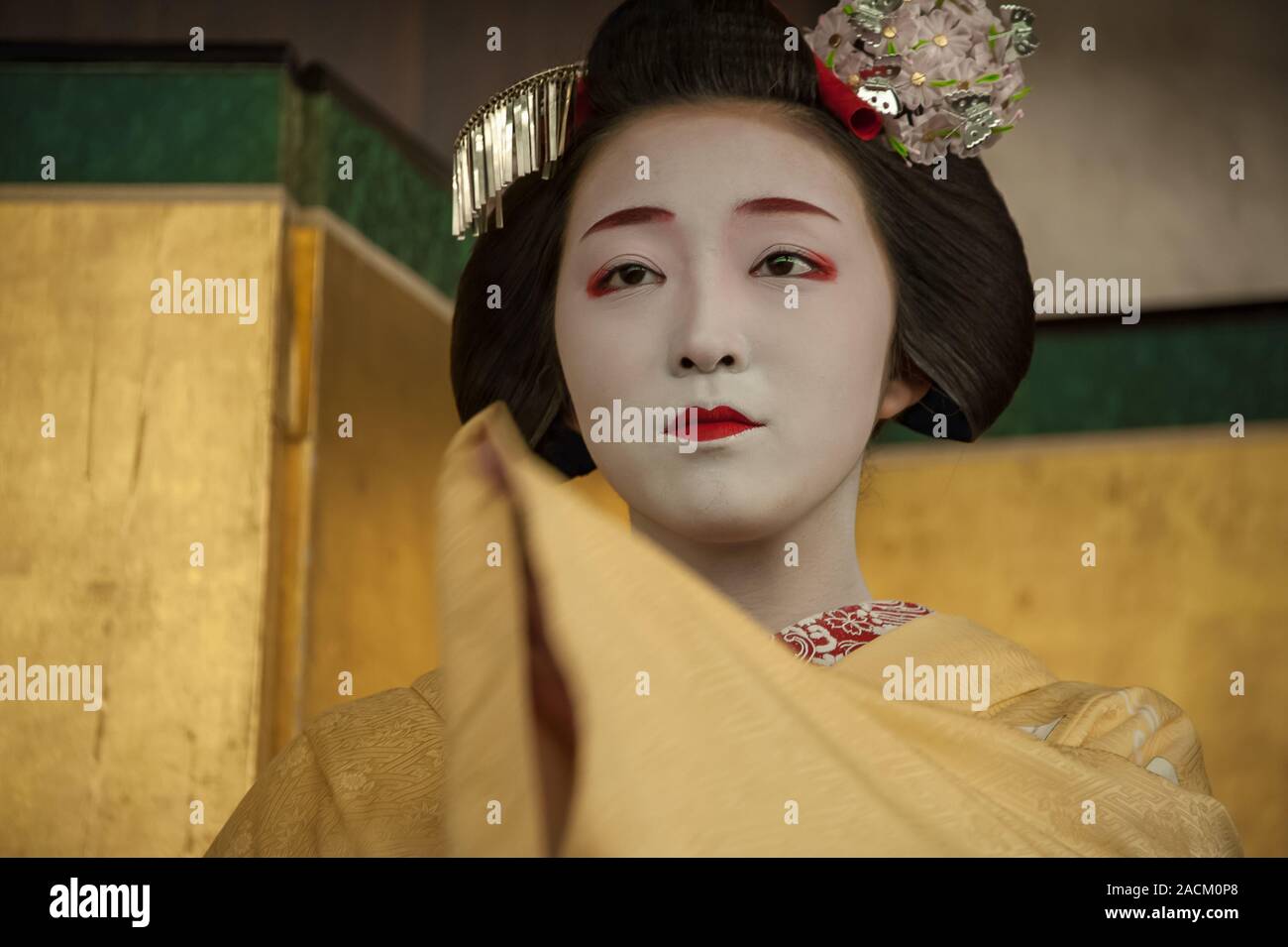 Maiko geisha apprentice in dance hi-res stock photography and images ...