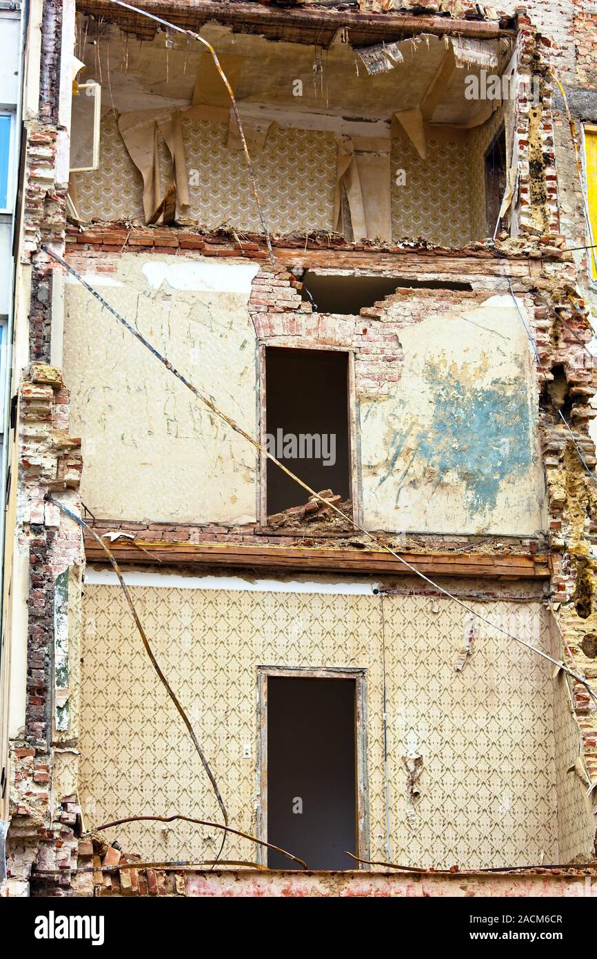 Torn down building hi-res stock photography and images - Alamy