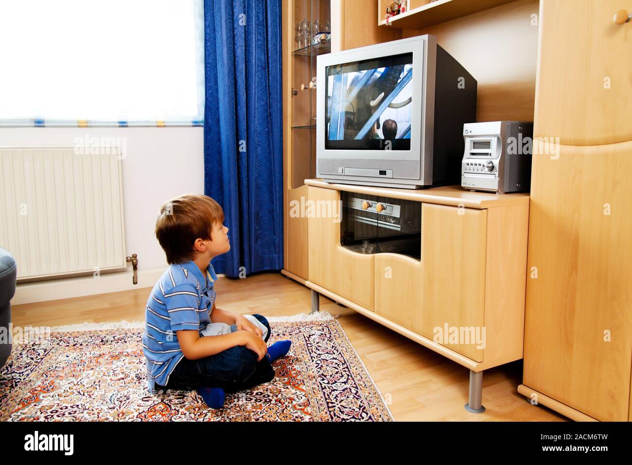 Small child watching tv hi-res stock photography and images - Alamy