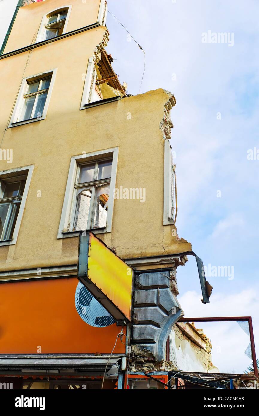 Torn down building hi-res stock photography and images - Alamy