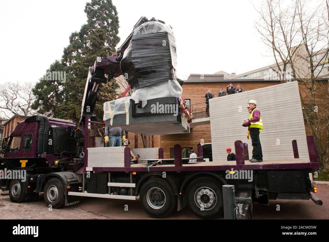 Museum CT scanner delivery. Delivery by crane and lorry of an advanced ...