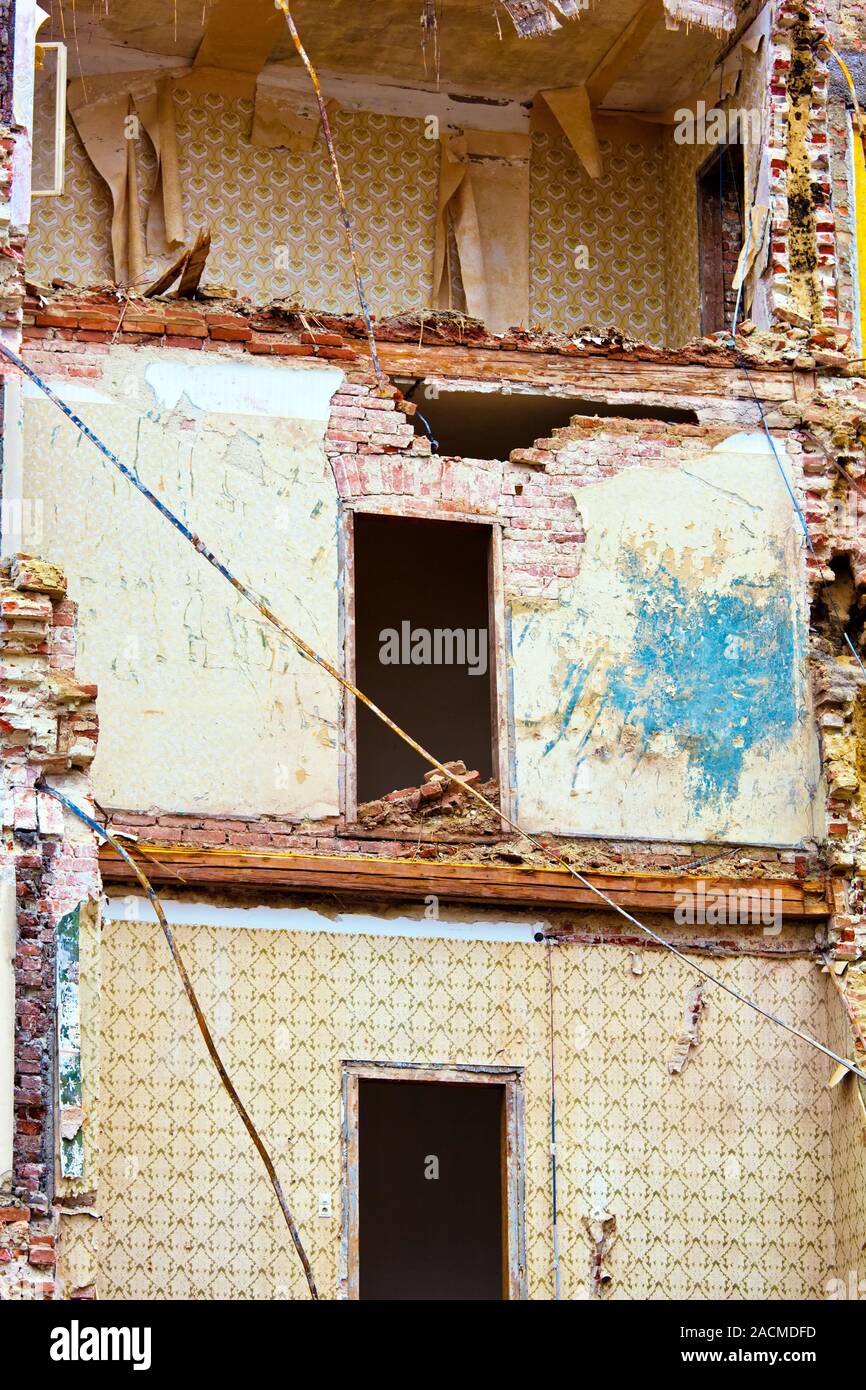 a residential building is torn down Stock Photo - Alamy
