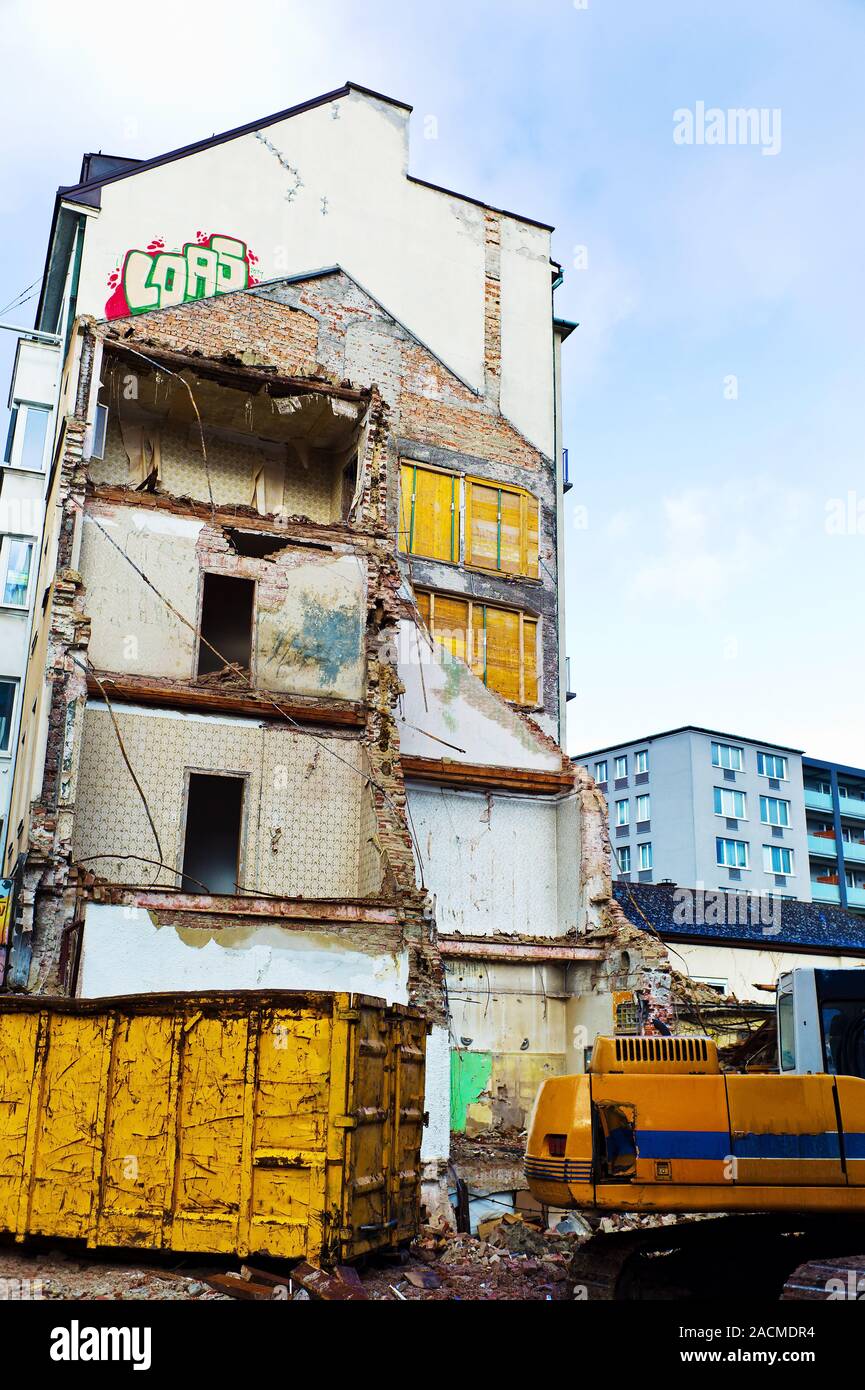 a residential building is torn down Stock Photo - Alamy