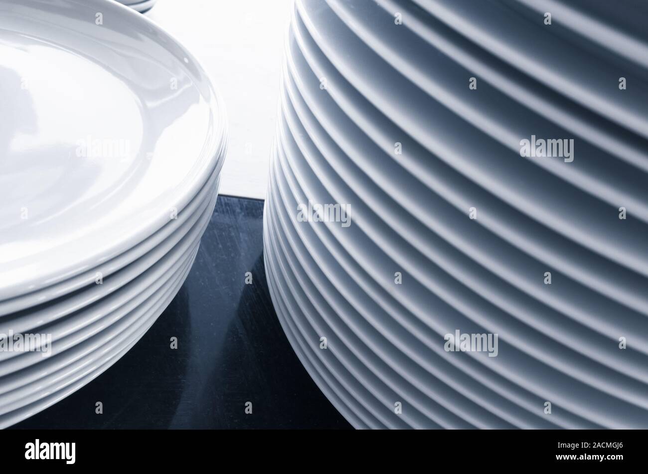 Empty plates table hi-res stock photography and images - Alamy