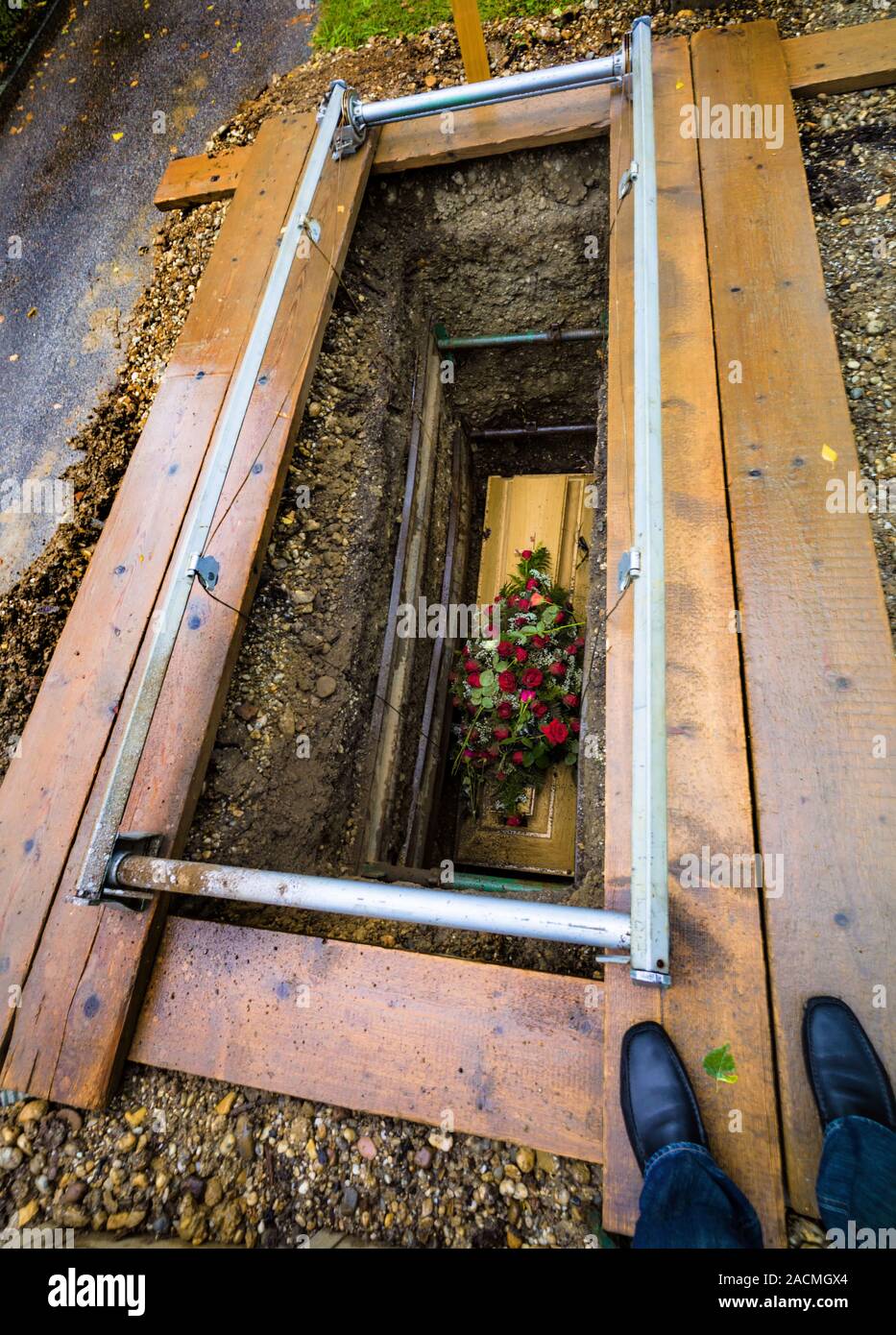 Fresh grave hi-res stock photography and images - Alamy