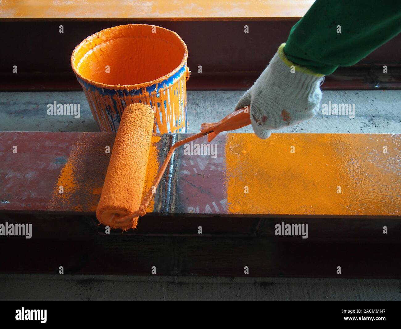 Man spray painting wall construction hi-res stock photography and ...