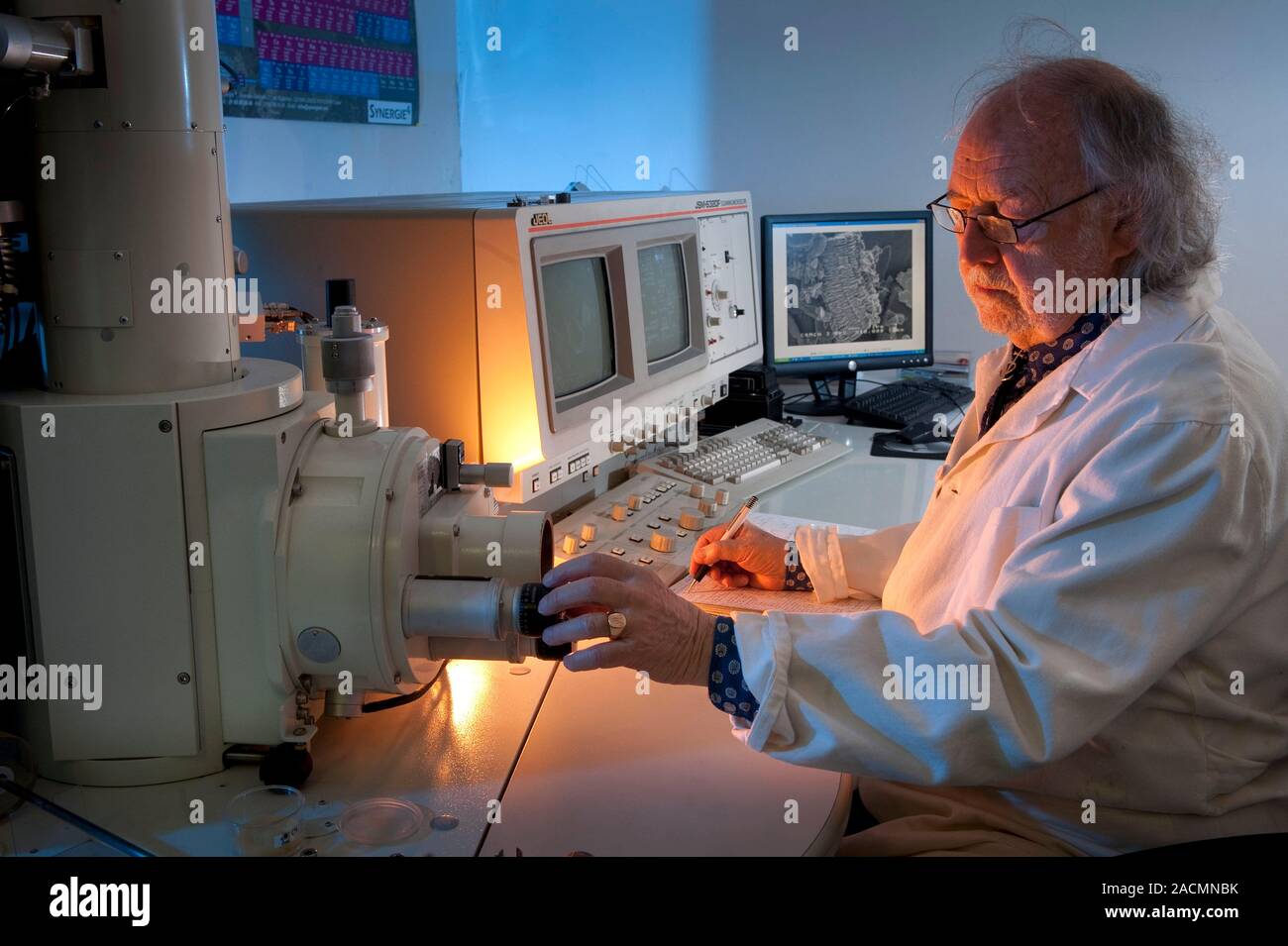 Geology lab. Geologist analysing samples with a scanning electron ...