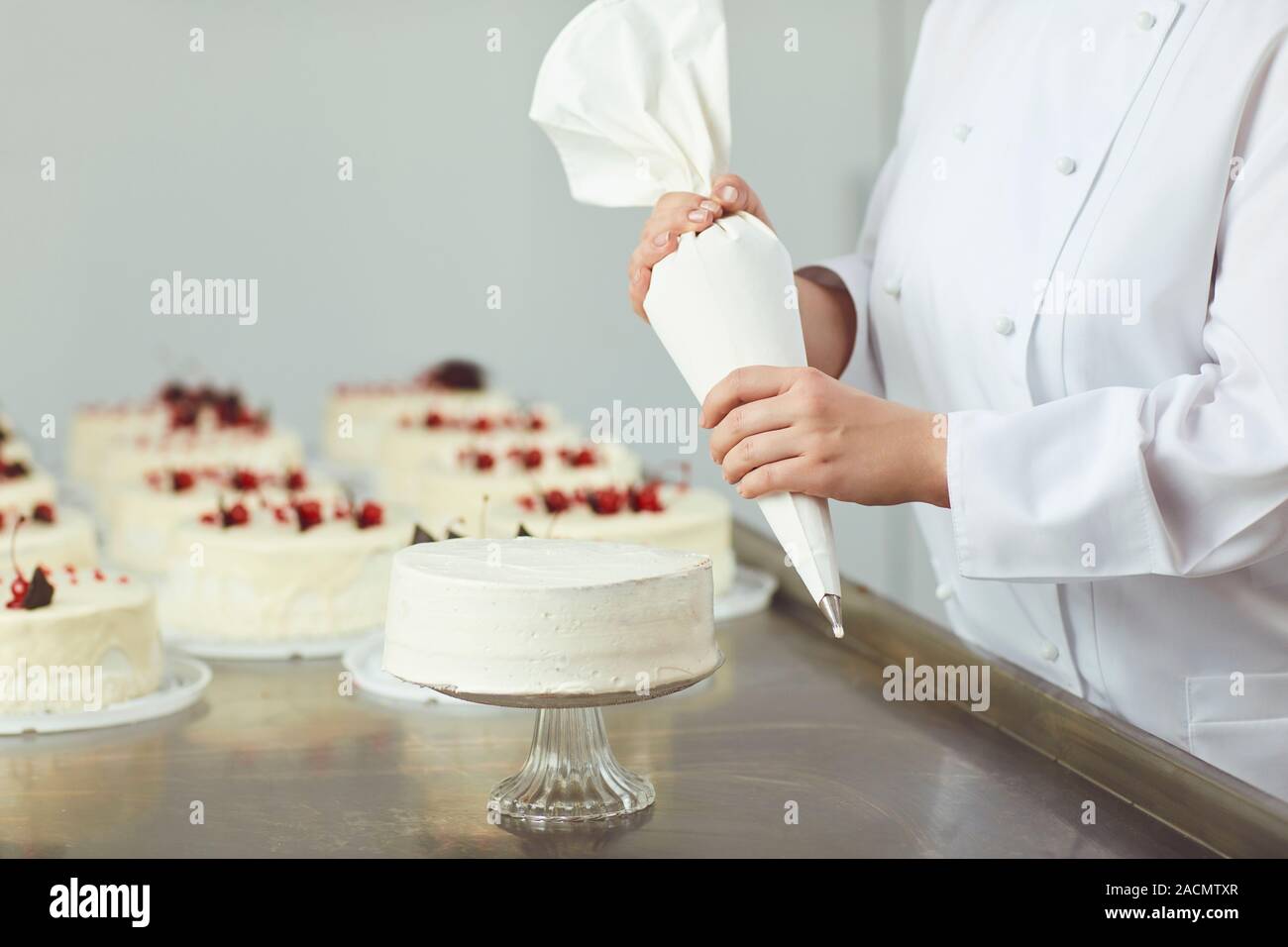 Hands making cake hi-res stock photography and images - Alamy