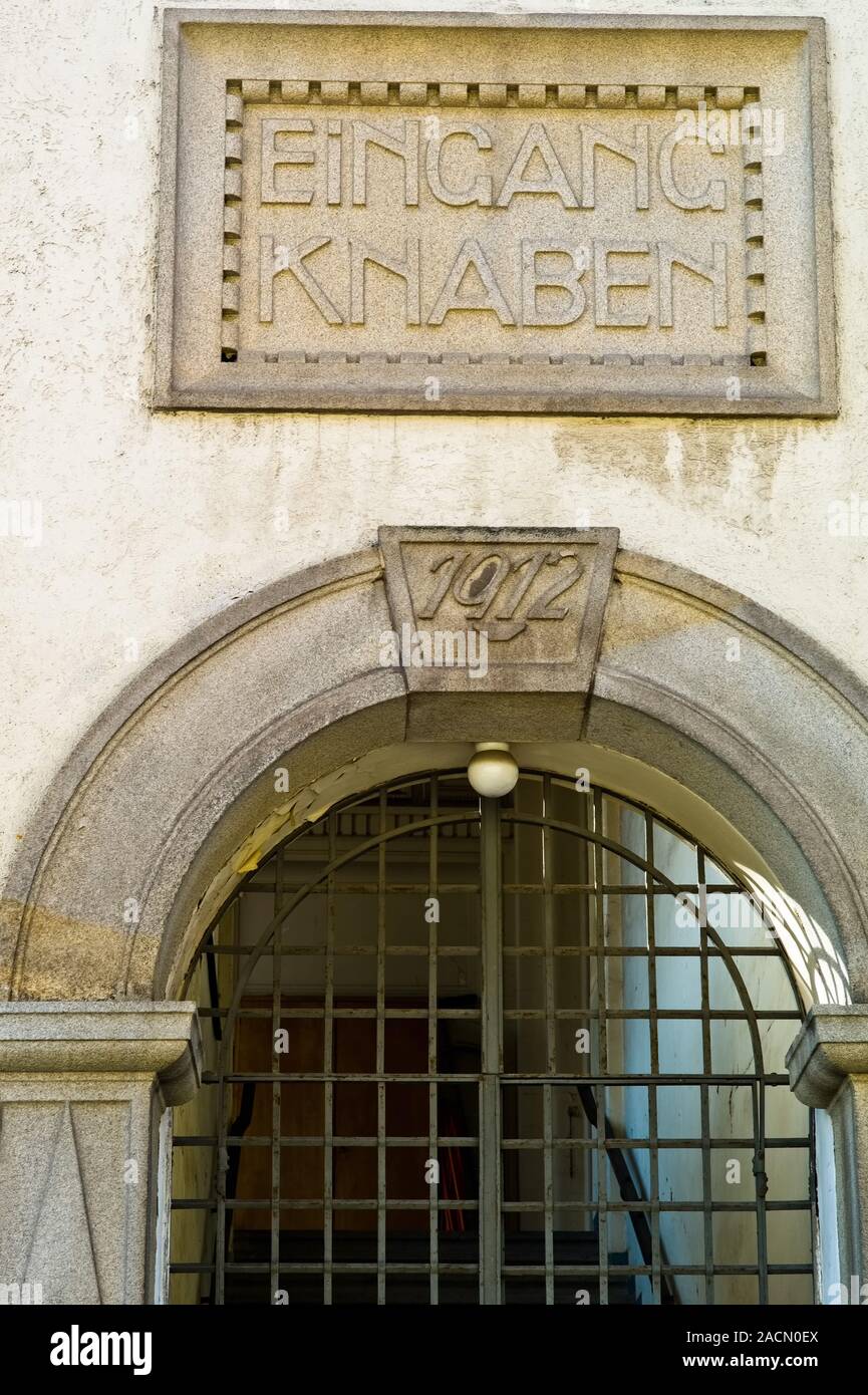 School boys entrance hi-res stock photography and images - Alamy