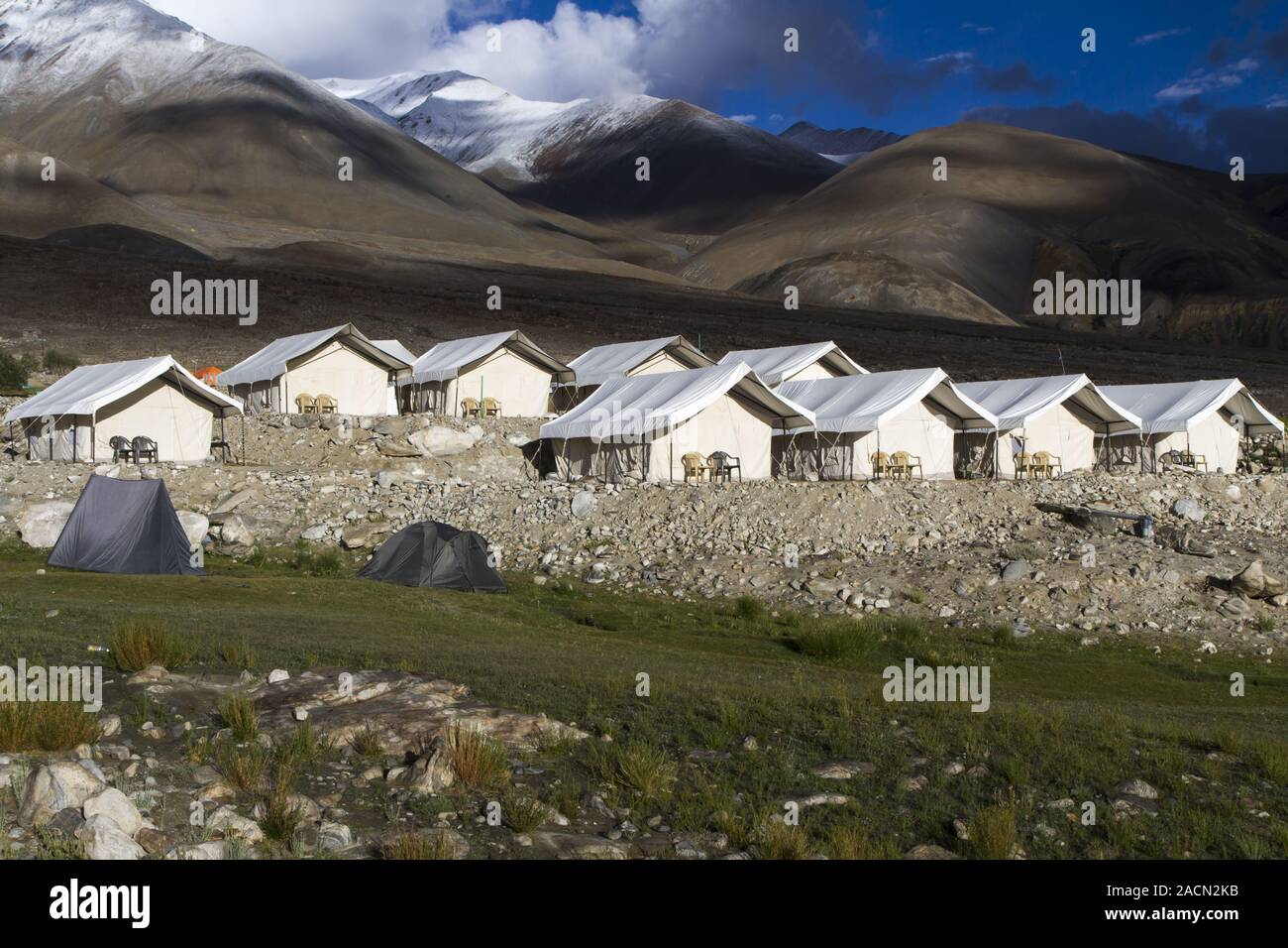 Camp am Pangong See in Ladakh, Indien Stock Photo - Alamy