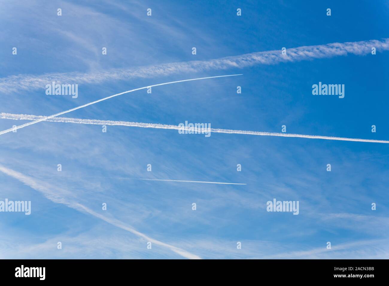 Aircraft condensation hi-res stock photography and images - Alamy