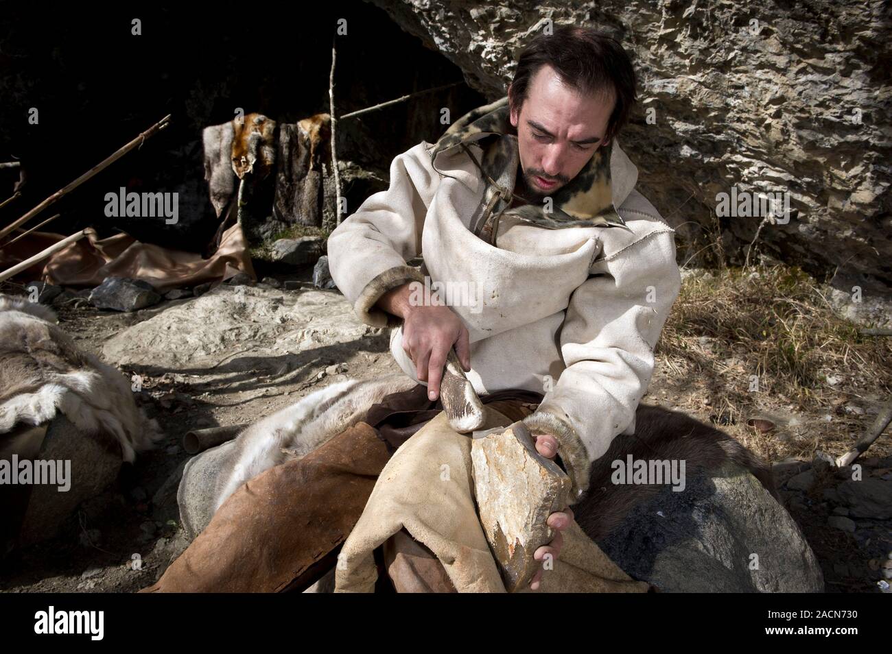 Flint carving, prehistoric reconstruction. Theories on the techniques ...