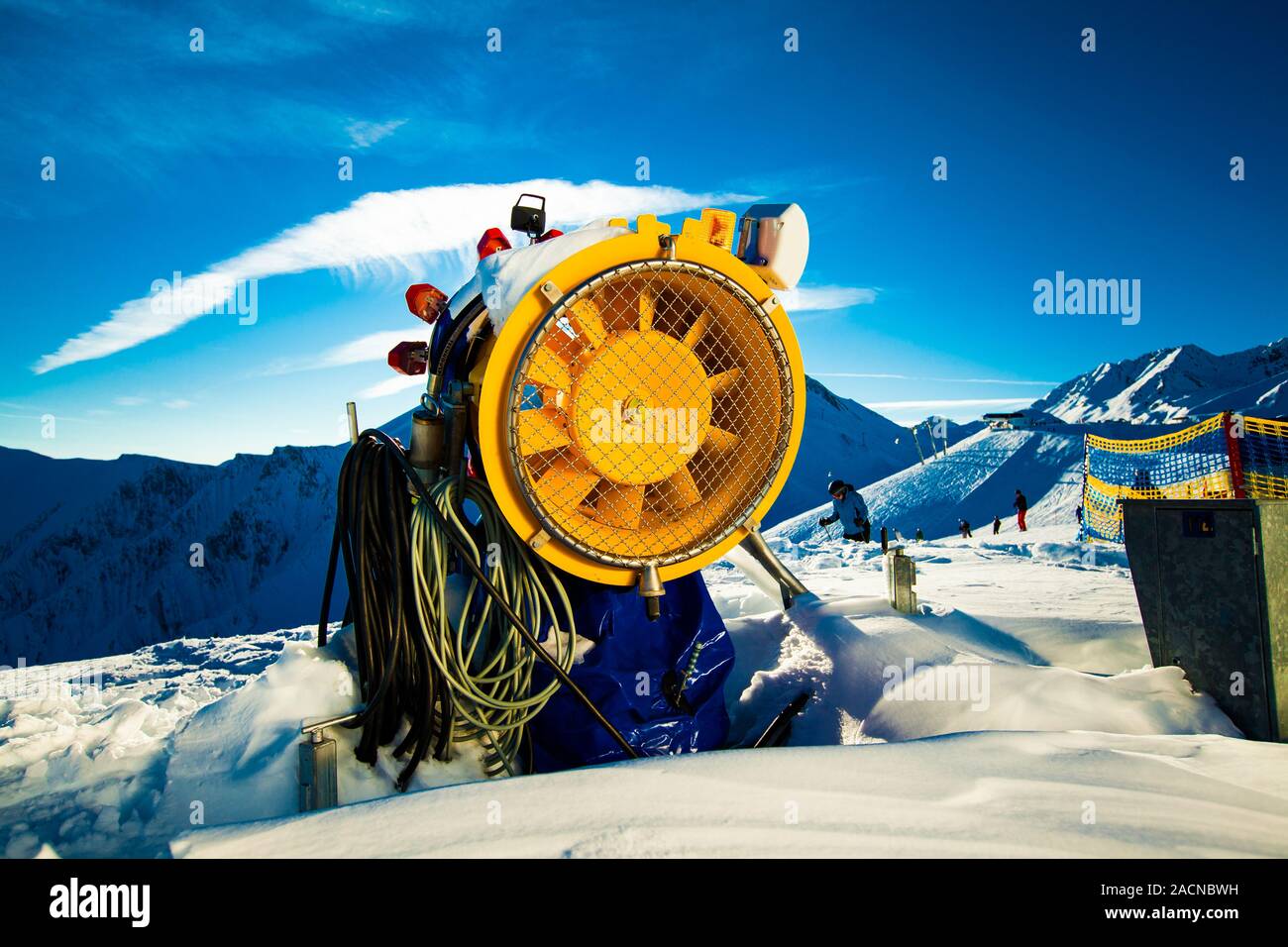 Yellow snow cannon hi-res stock photography and images - Alamy