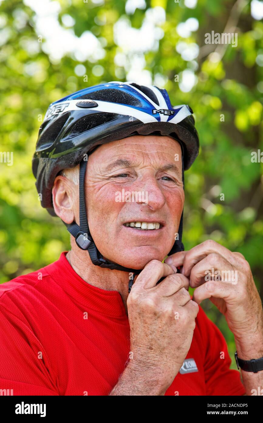 Senior mit Mountain Bike Fahrrad Stock Photo - Alamy