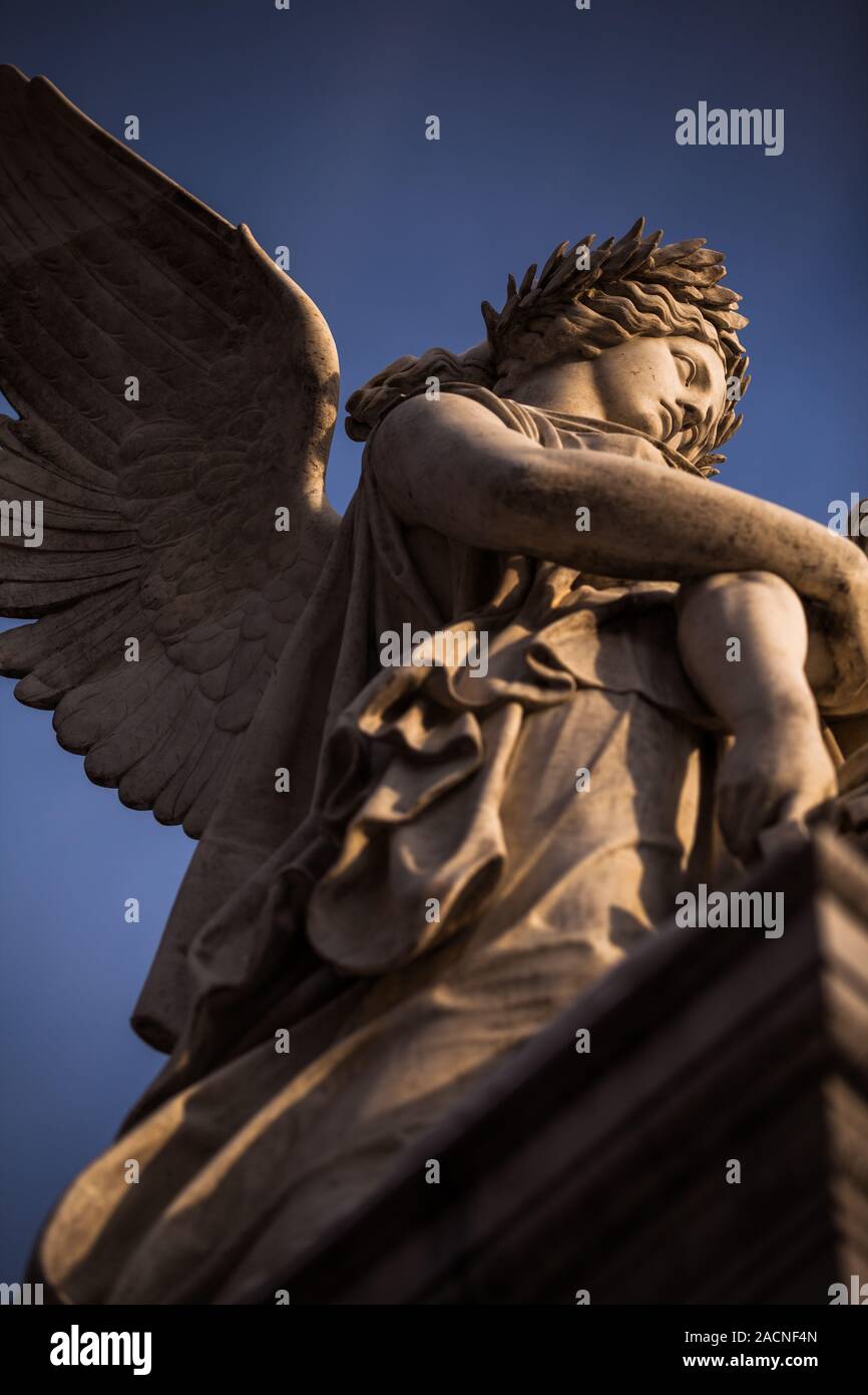 White marble classic statue hi-res stock photography and images - Alamy