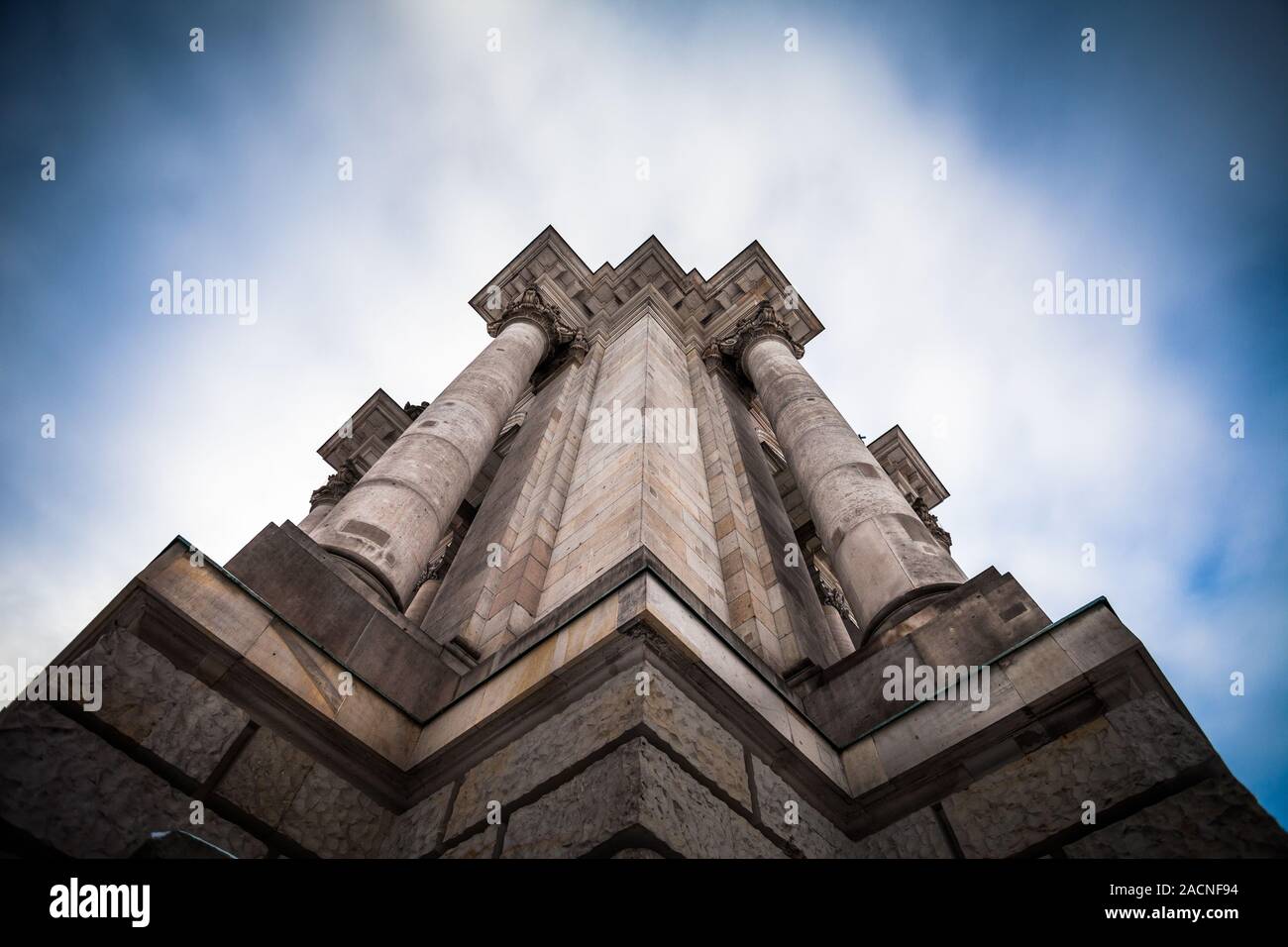 Impressive columns hi-res stock photography and images - Alamy