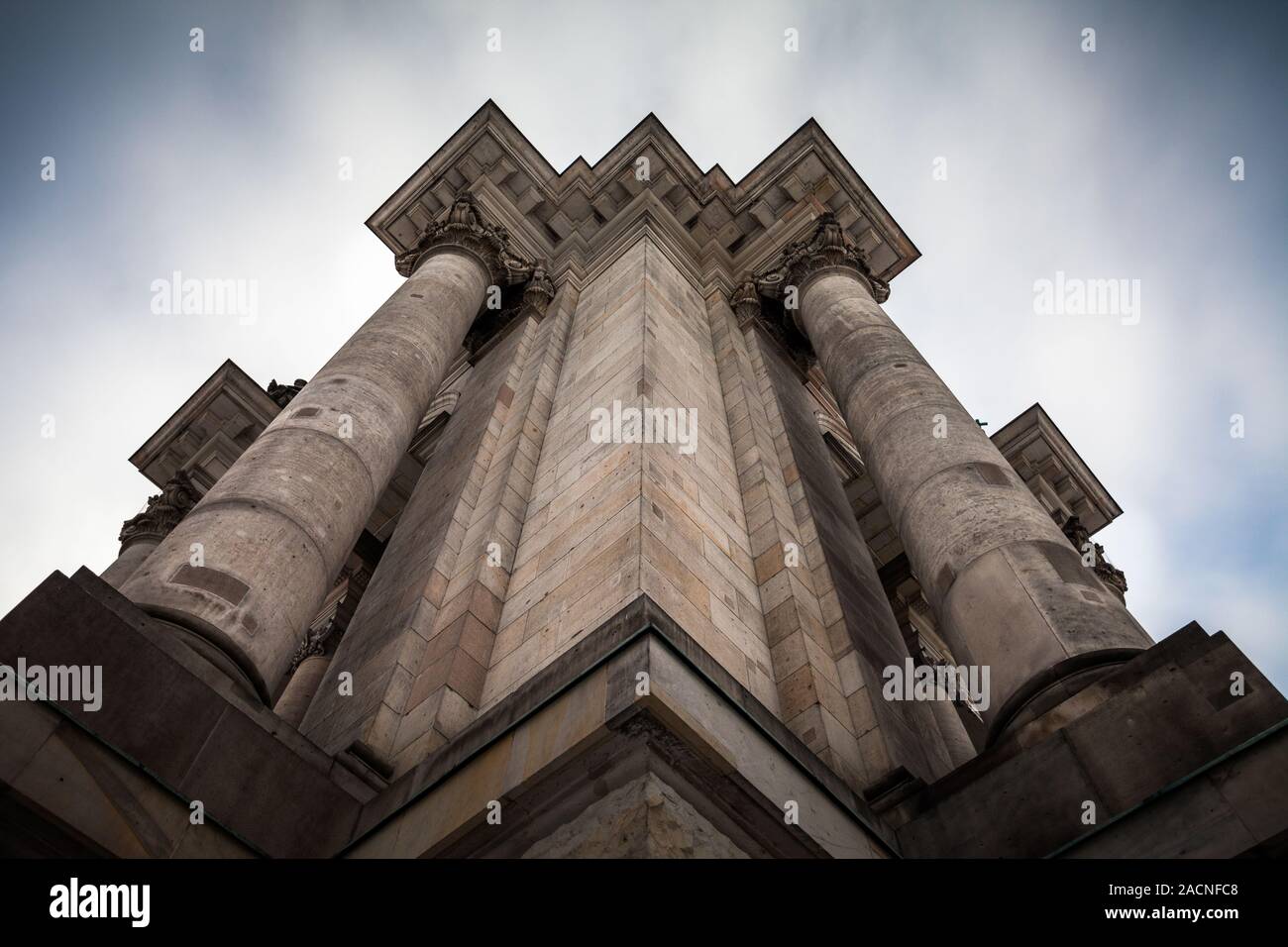Impressive columns hi-res stock photography and images - Alamy