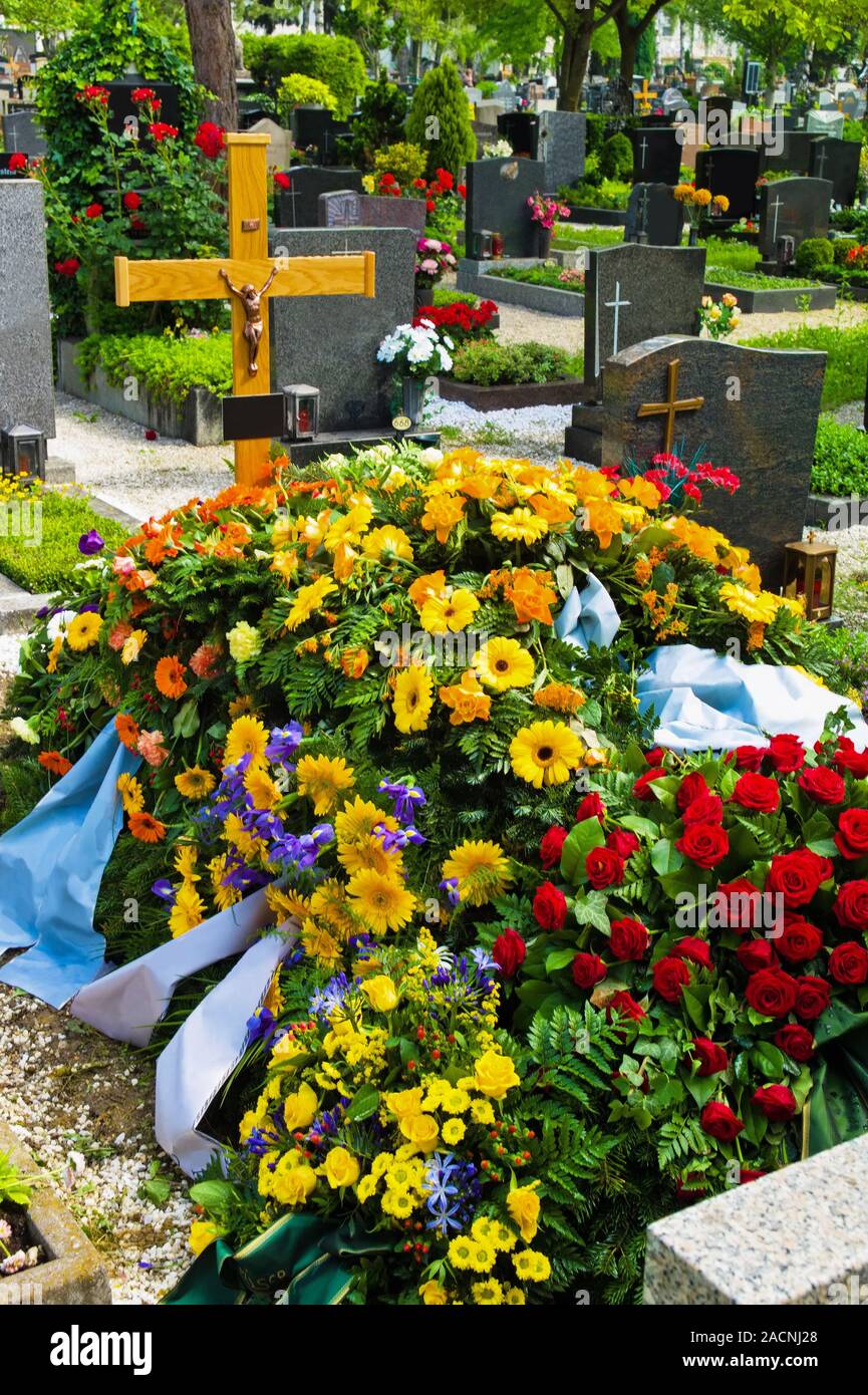 Fresh grave hi-res stock photography and images - Alamy