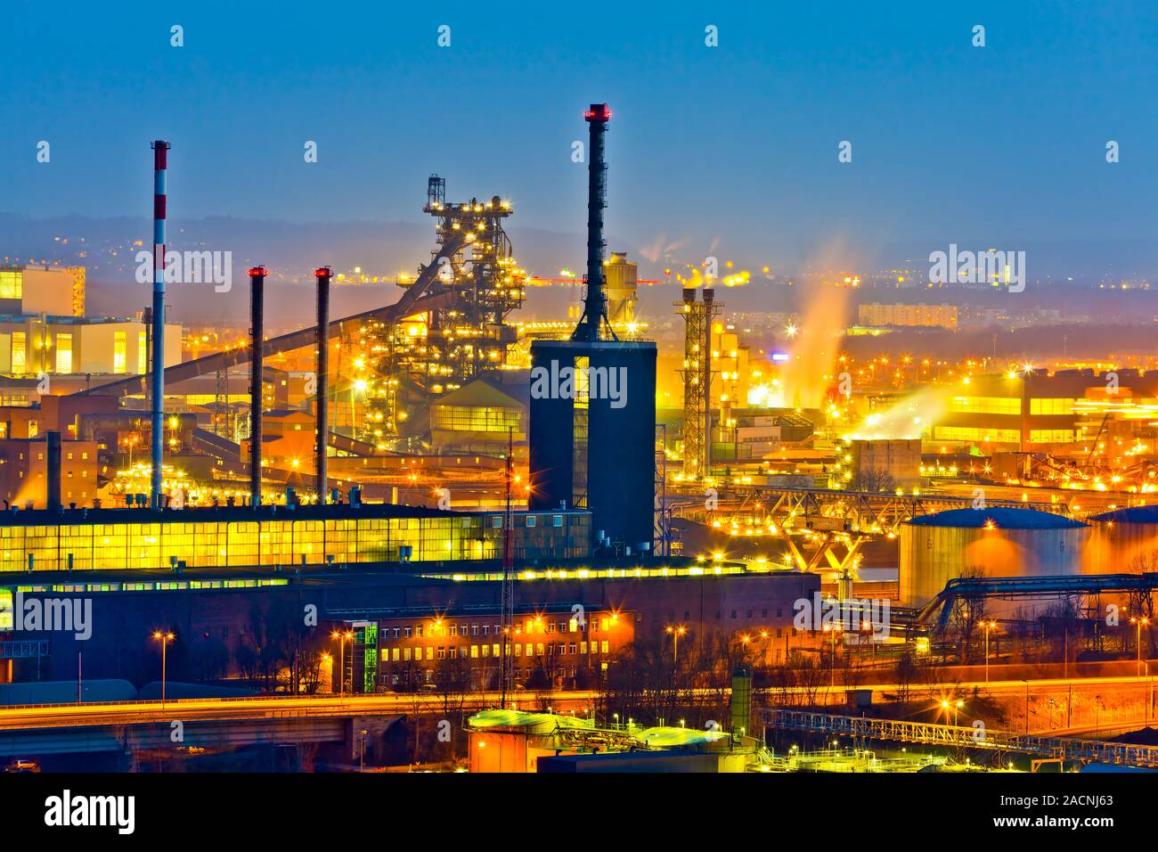 Night industrial hi-res stock photography and images - Alamy