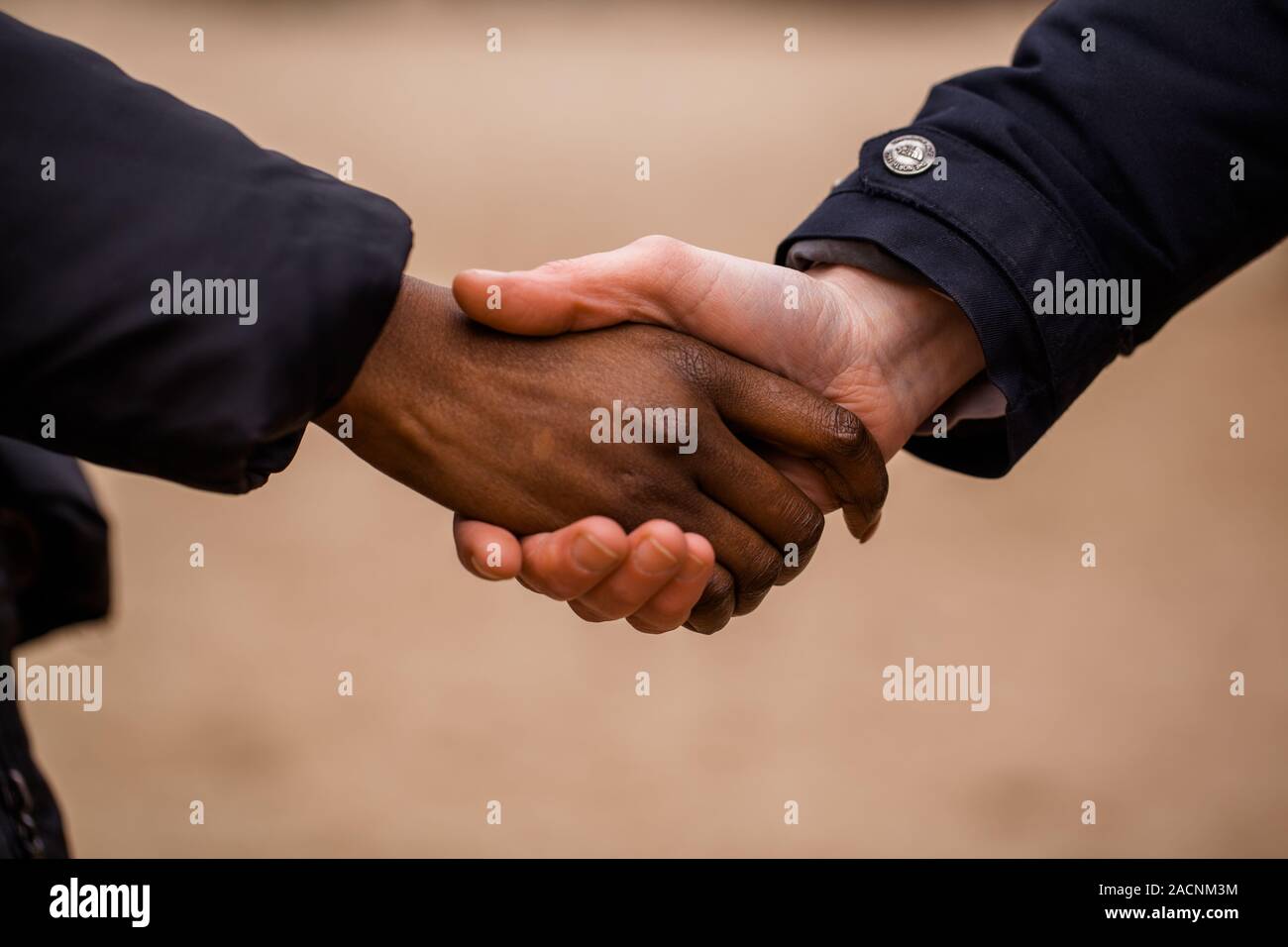 Hand shake hi-res stock photography and images - Alamy
