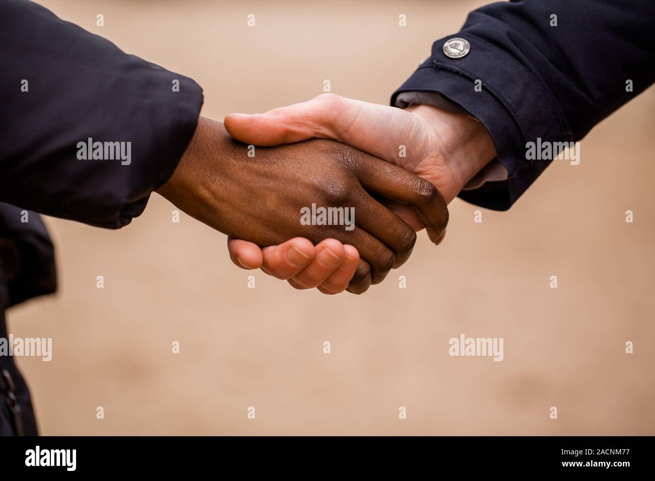 Hand shake hi-res stock photography and images - Alamy