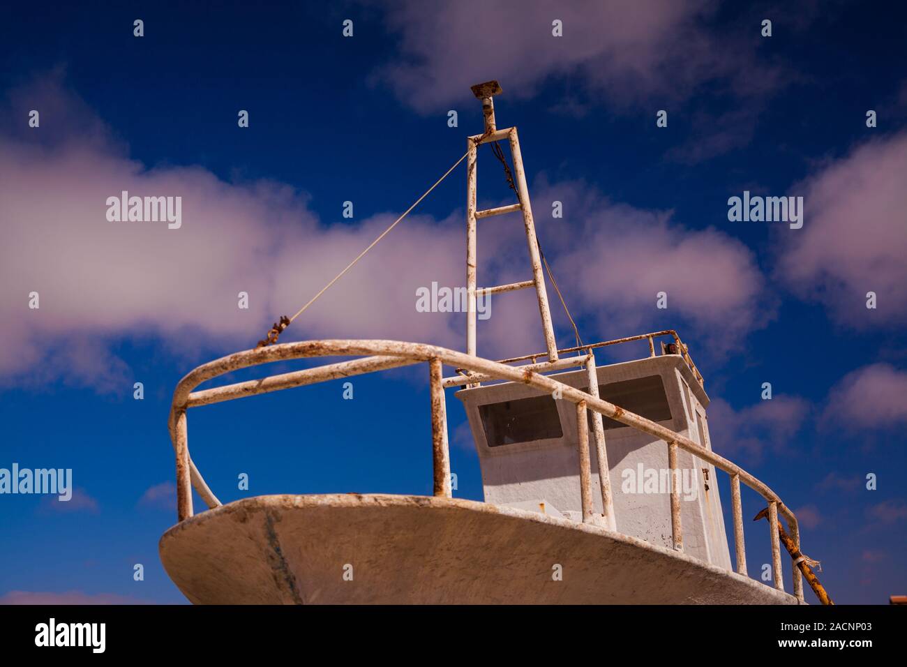 White ship hi-res stock photography and images - Alamy