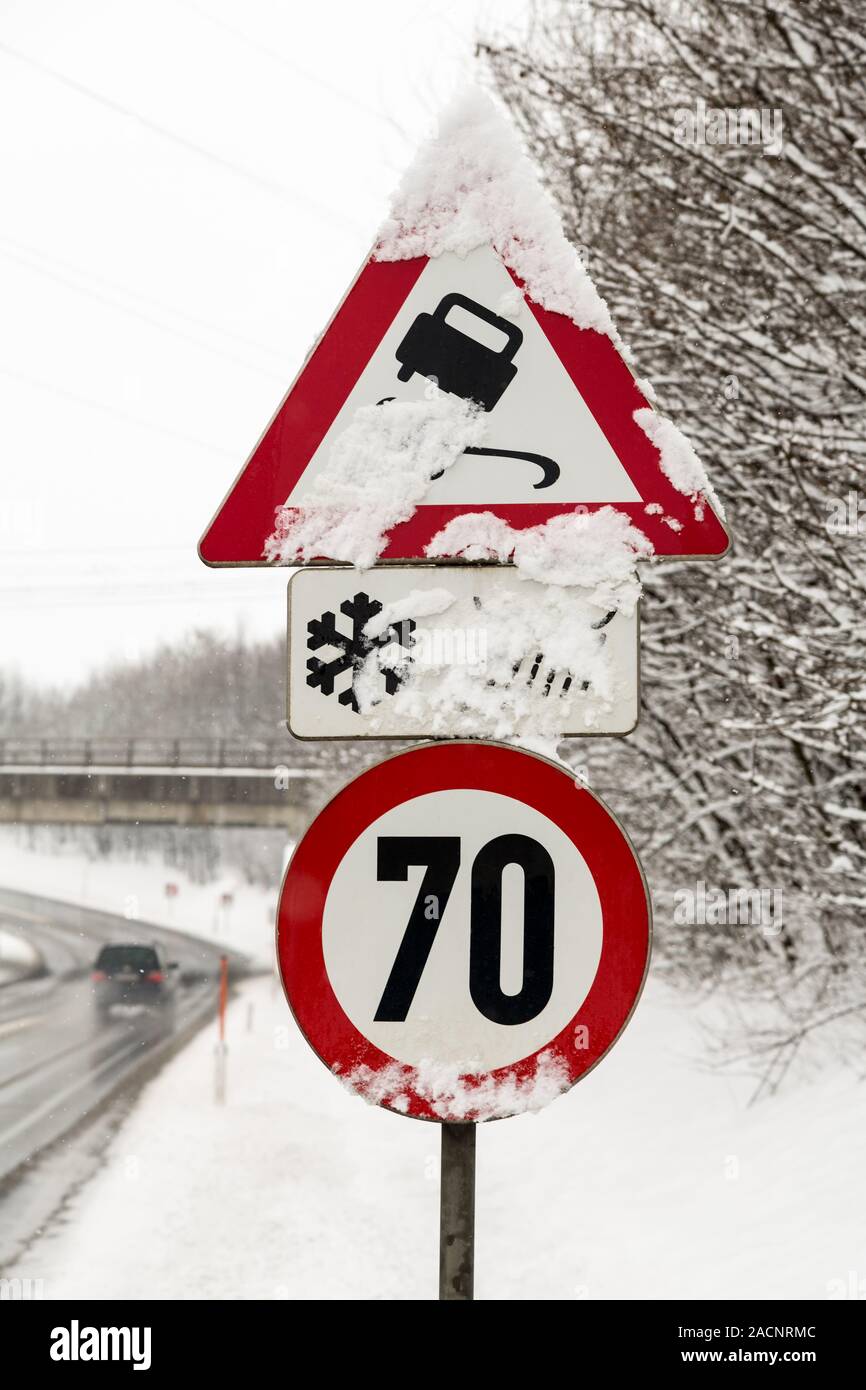 Traffic signs and snow hi-res stock photography and images - Alamy